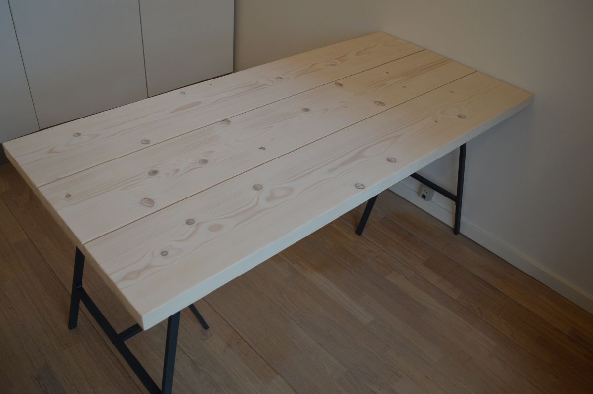 Handgjorda furu planka matbord med en bas i stål. - Auktioner online ...