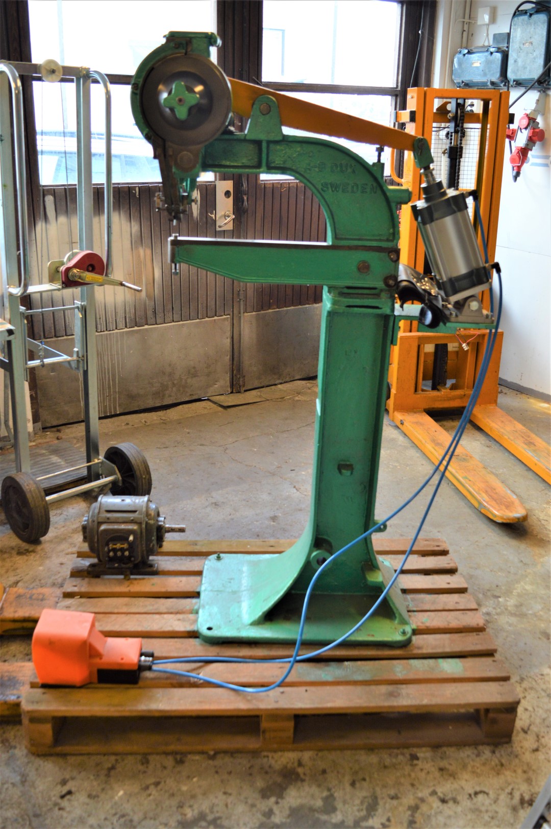 Pneumatic pipe rivet from AB dux Sweden - PS Auction - We value the ...
