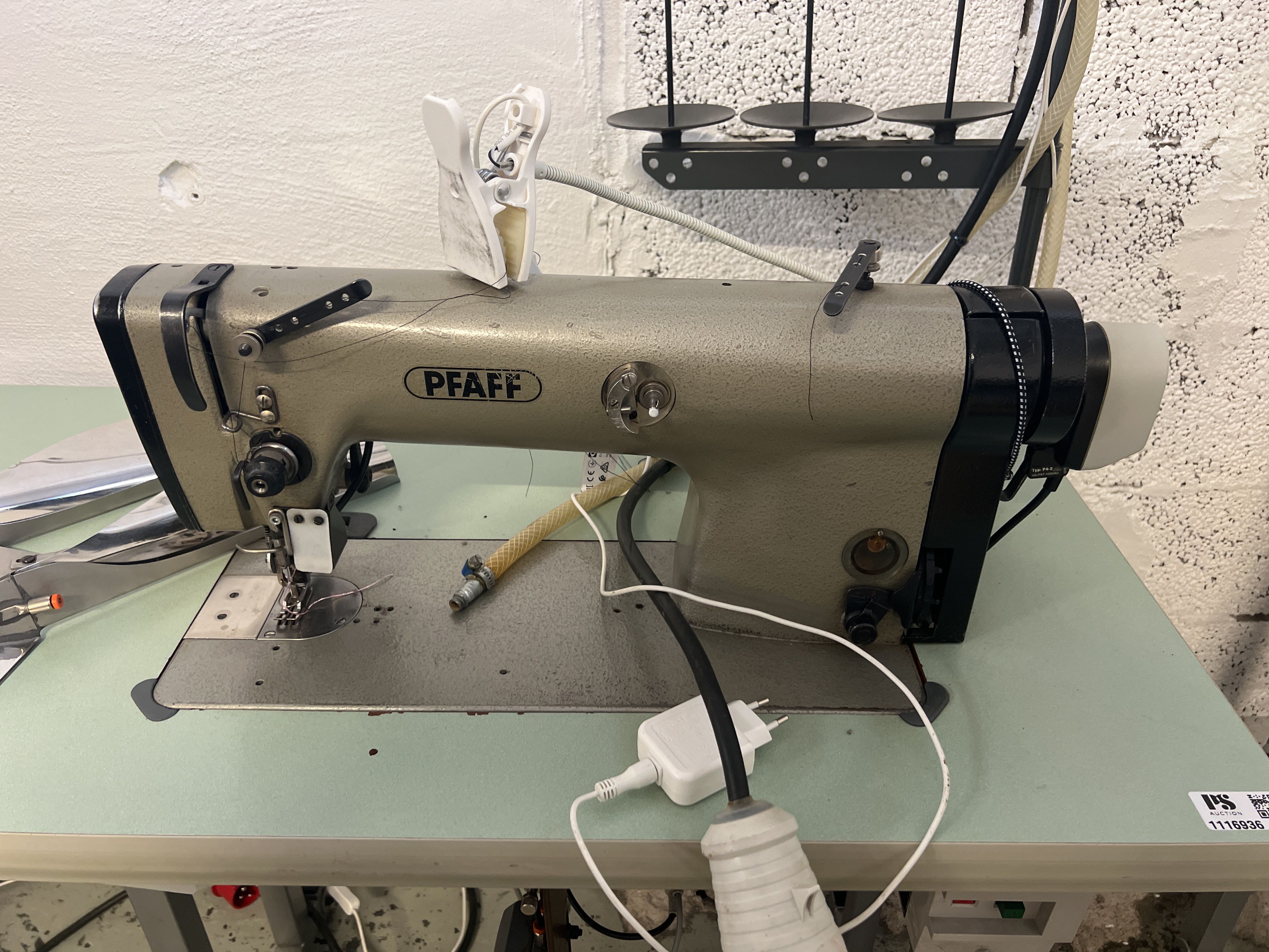 Symaskin Pfaff med bord & pedal - Auktioner online - Nätauktioner ...