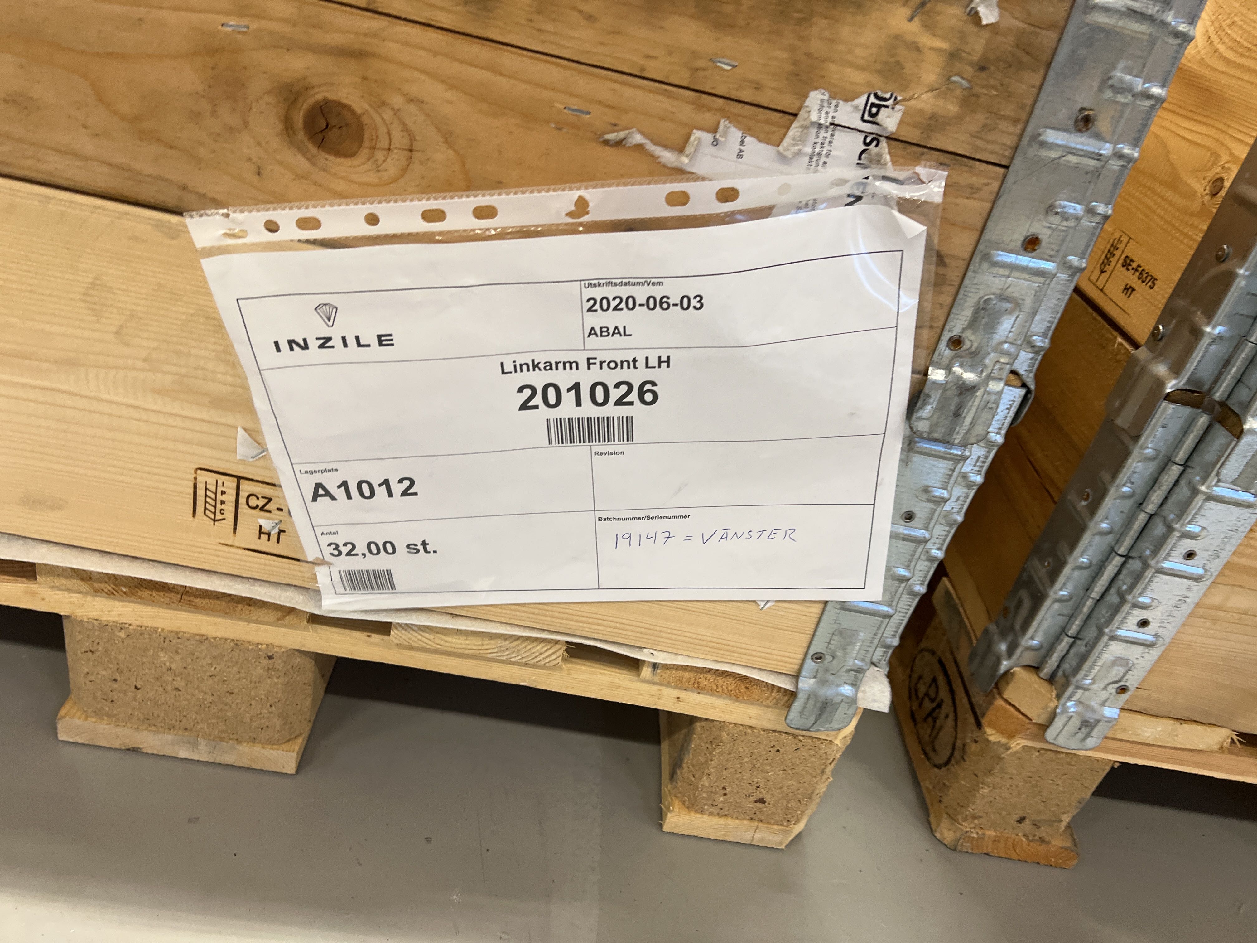 13 pallets with various vehicle details - PS Auction - We value the ...