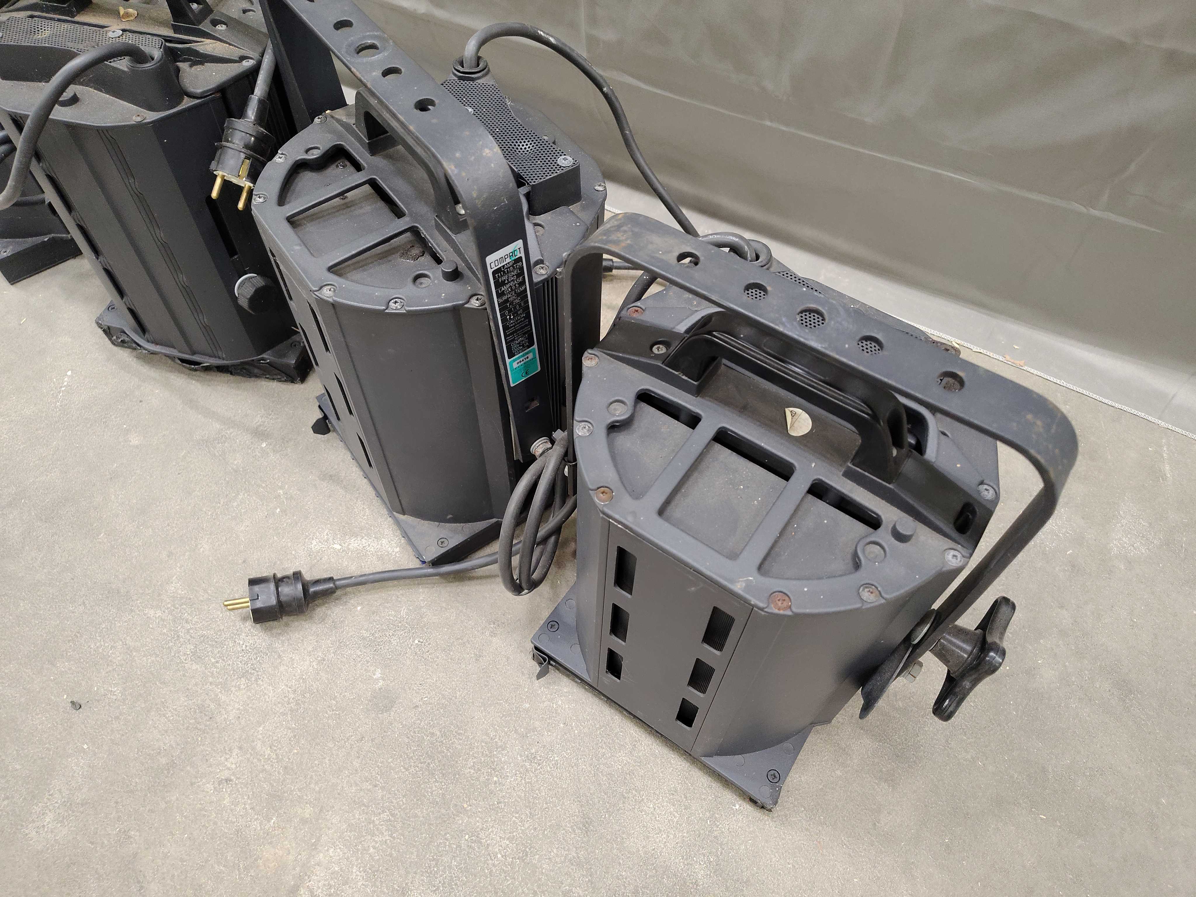 Fresnelarmaturer 4 st – Selecon, Compact Fresnel GX9.5 - Auktioner ...
