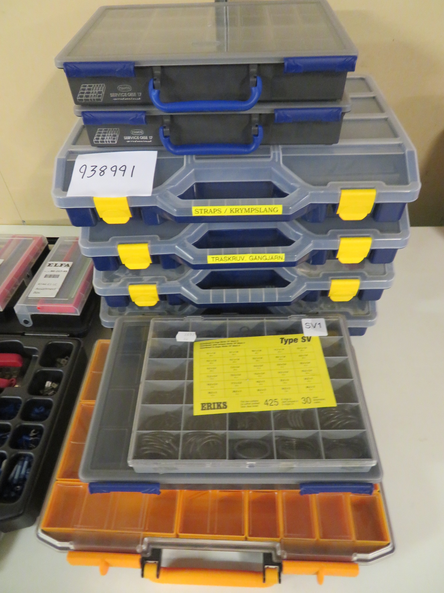 Lot with assortment boxes, contents - PS Auction - We value the future ...