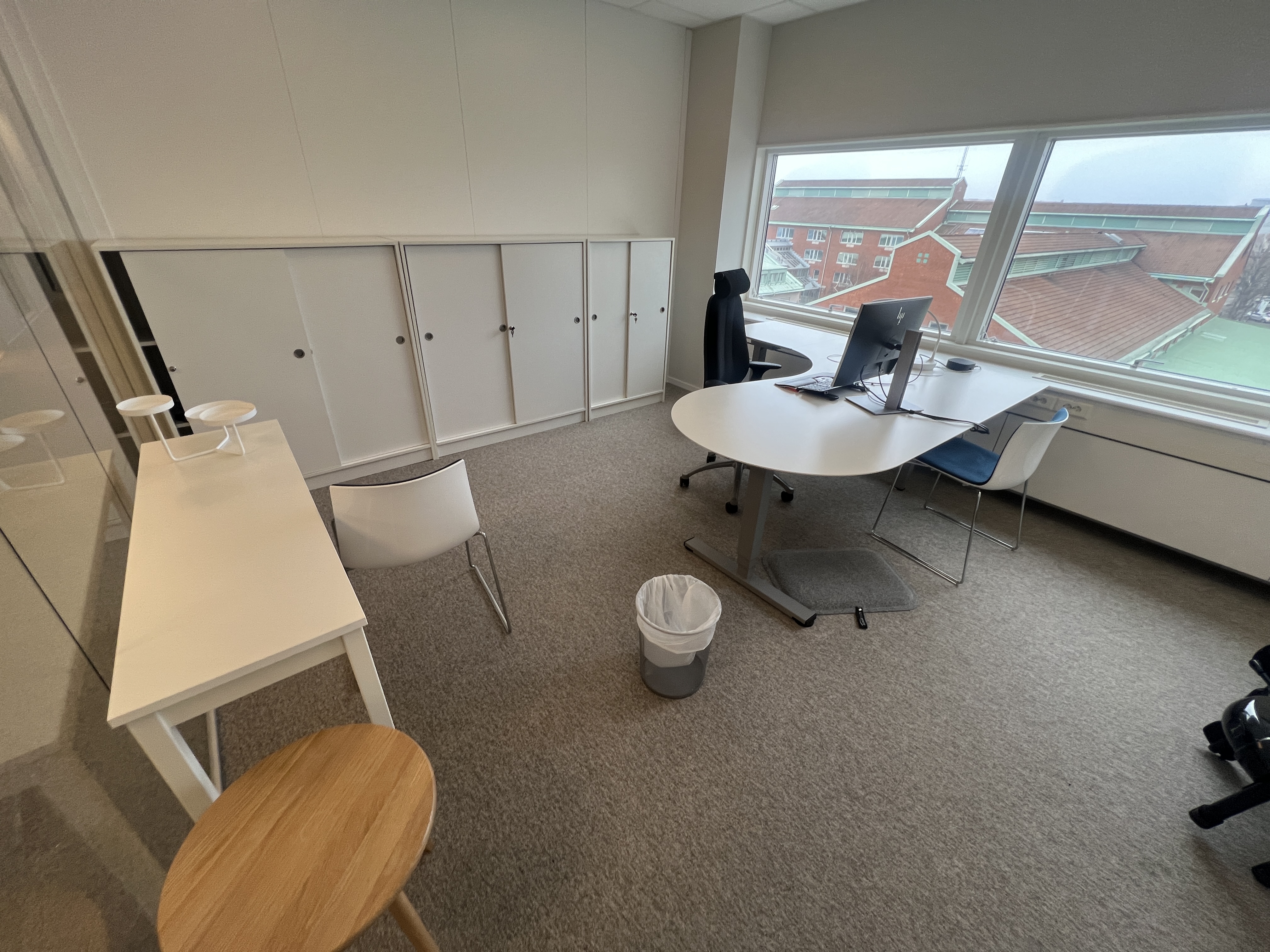 Office workplace Raise and lower desk - PS Auction - We value the ...