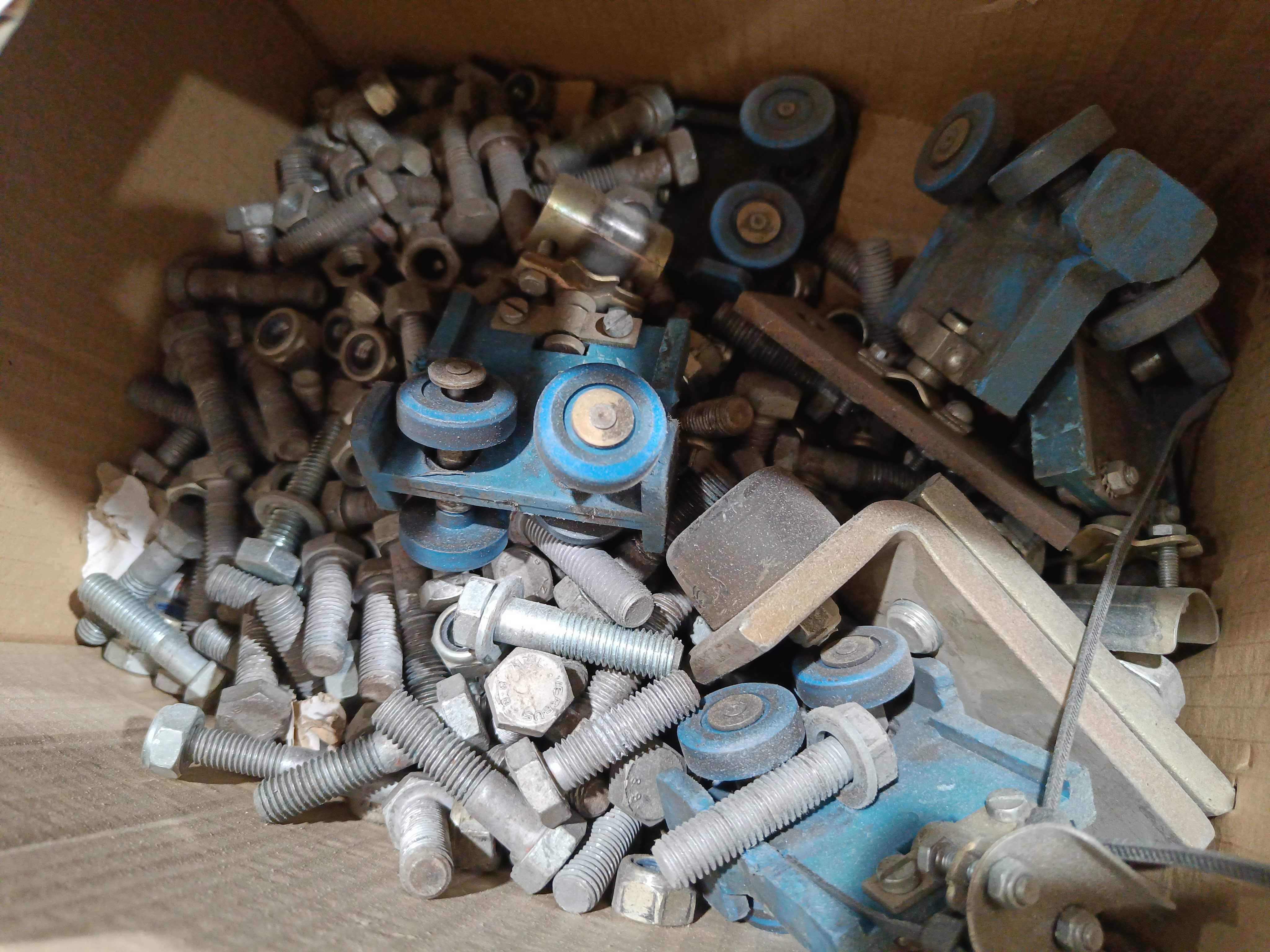3 pallets with traverse motors and accessories - PS Auction - We value ...
