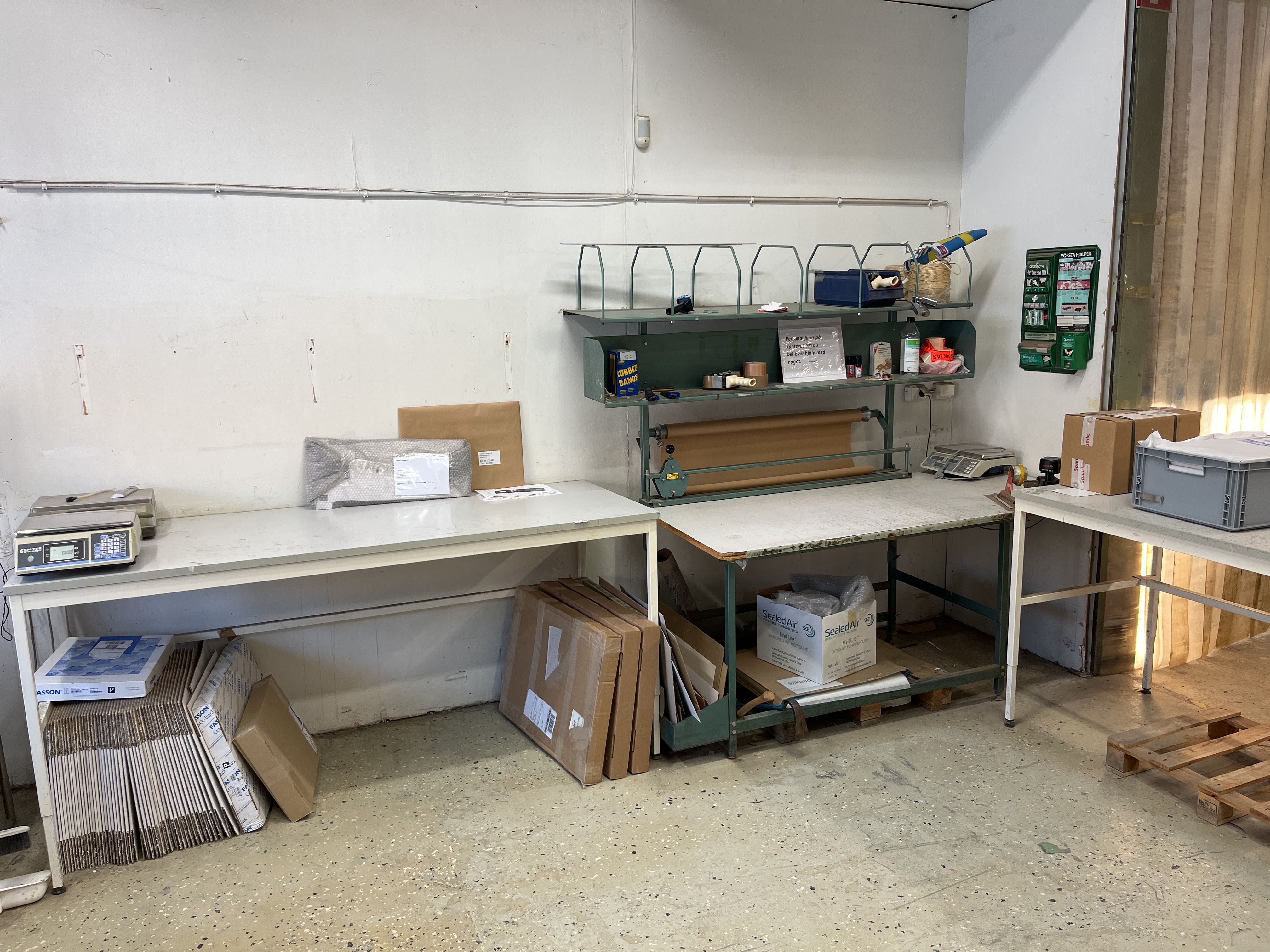 Packing station with digital scales and packing material - PS Auction ...
