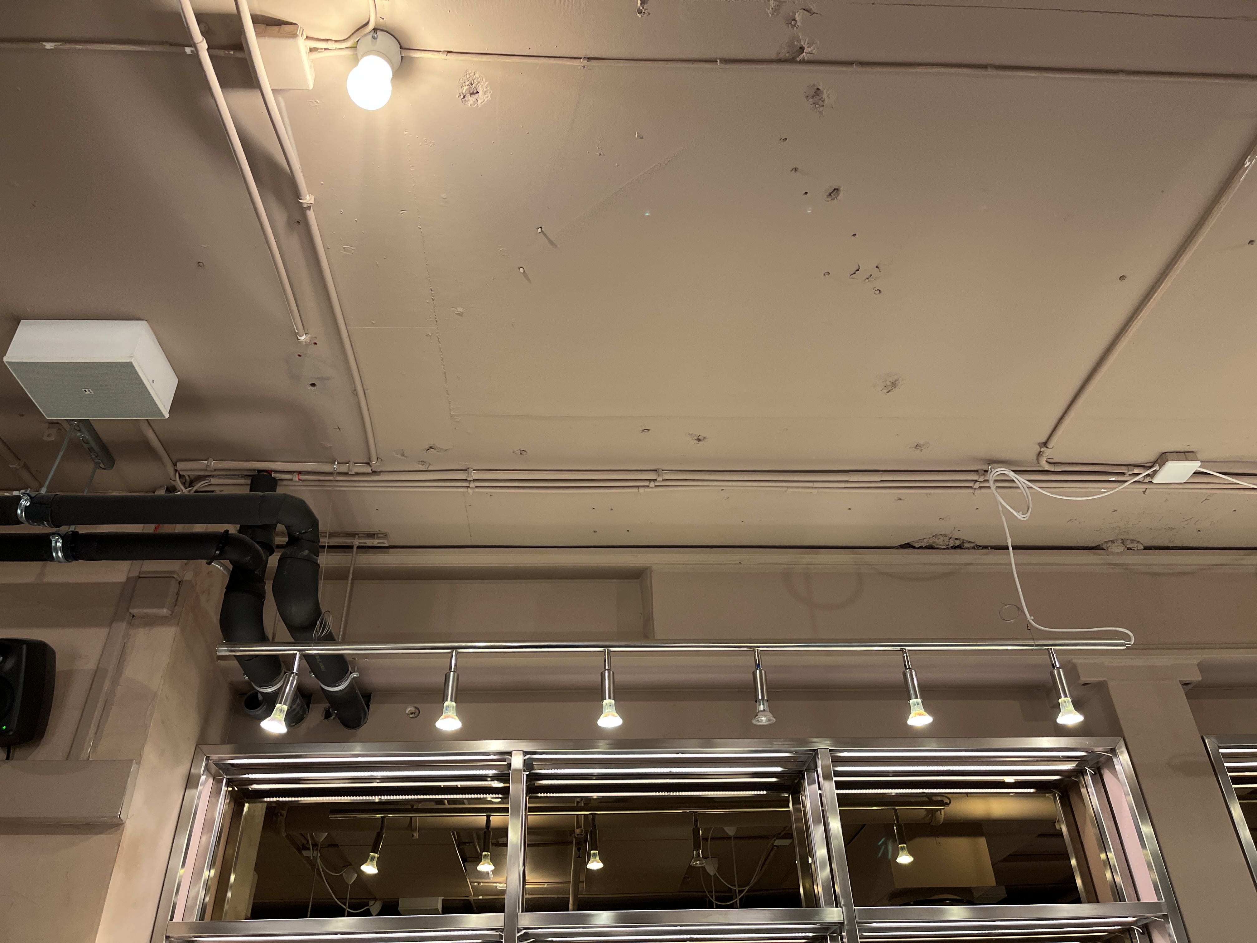 Spotlights on rail x12 light sources - PS Auction - We value the future ...