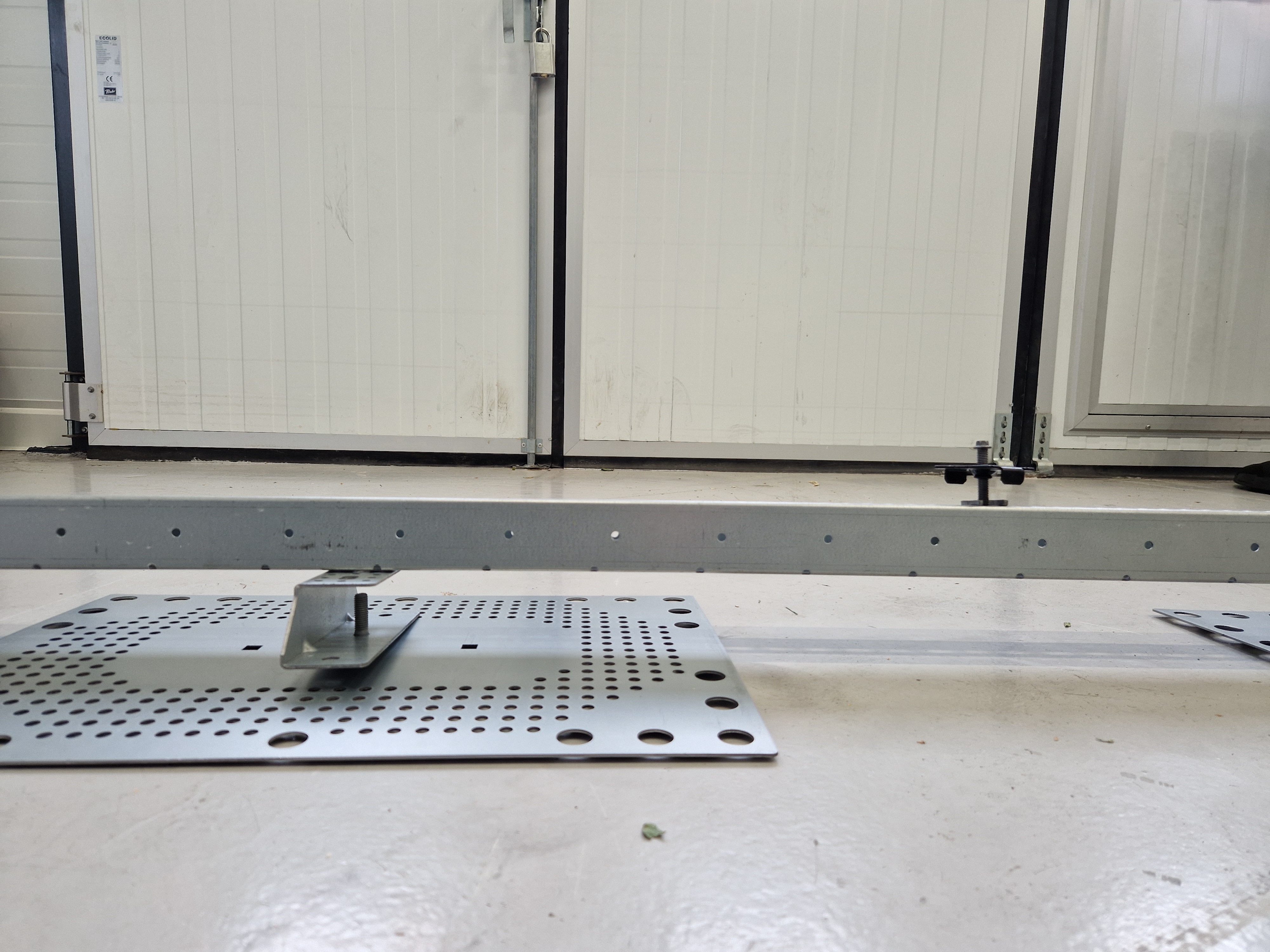 Mounting system for 120 solar panels on cardboard roofs - Swemount - PS ...
