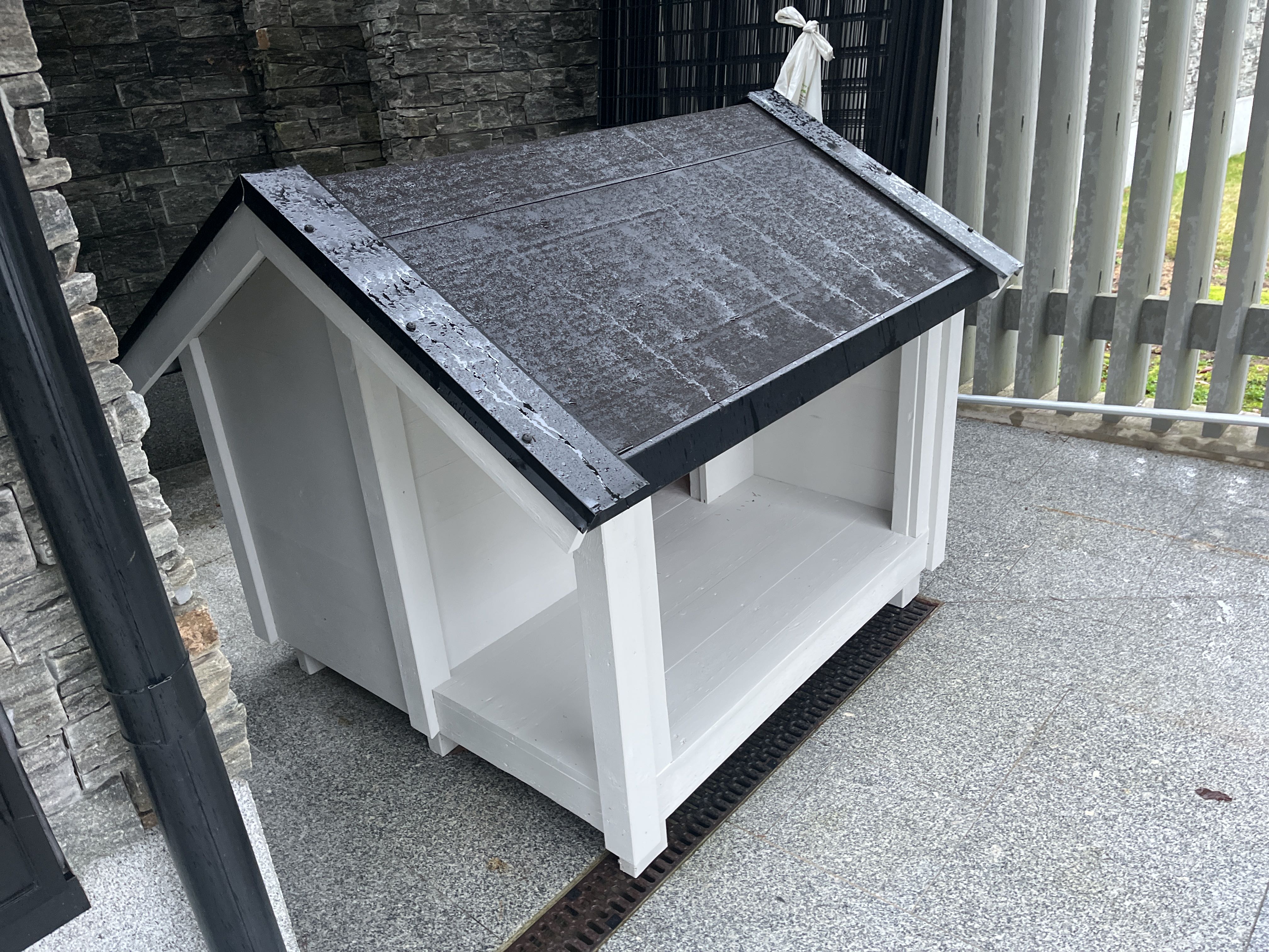 Hundkoja med stängsel för hundgård - Auktioner online - Nätauktioner ...