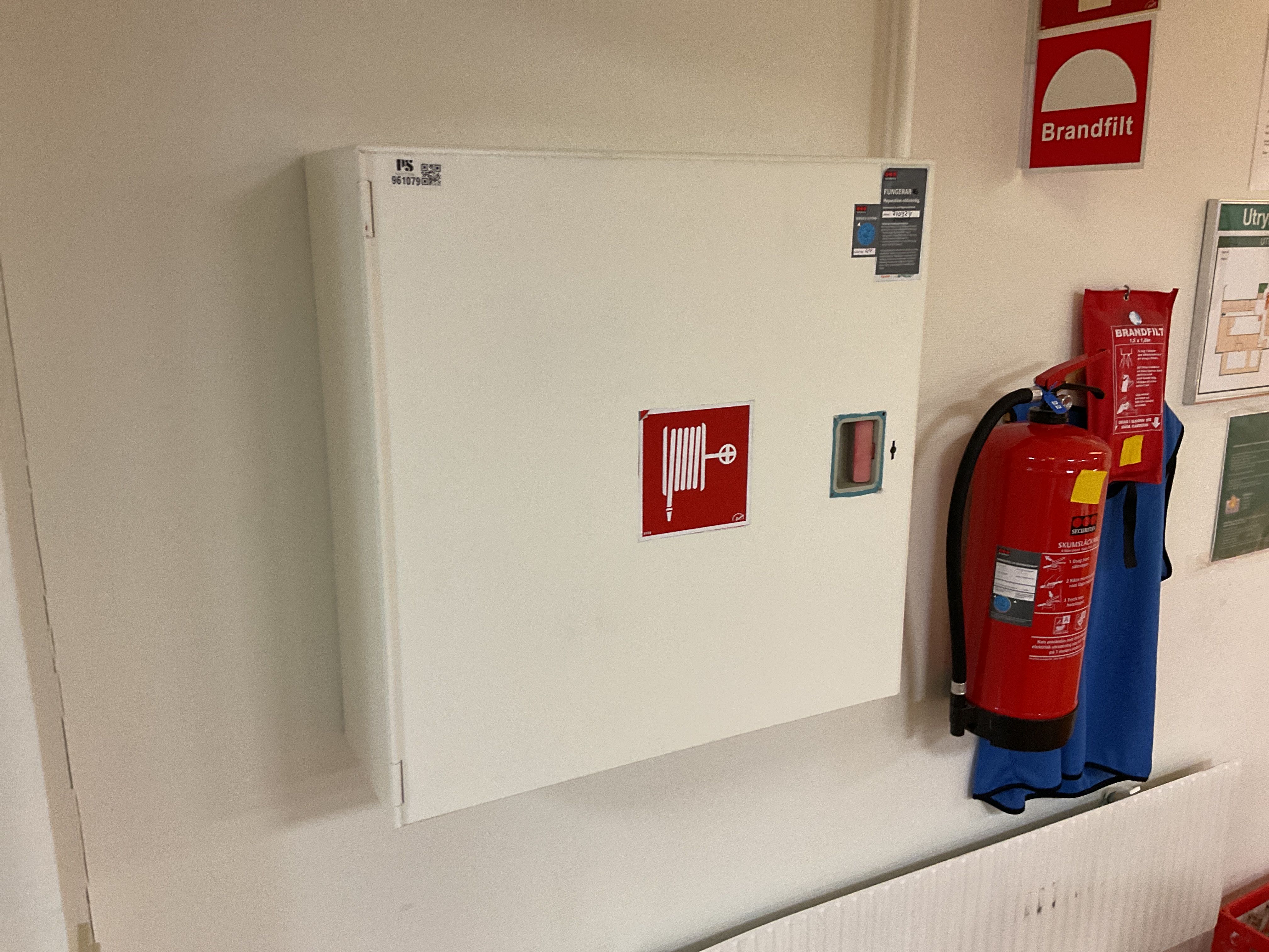 Brandpost med slang samt skåp. - Auktioner online - Nätauktioner ...