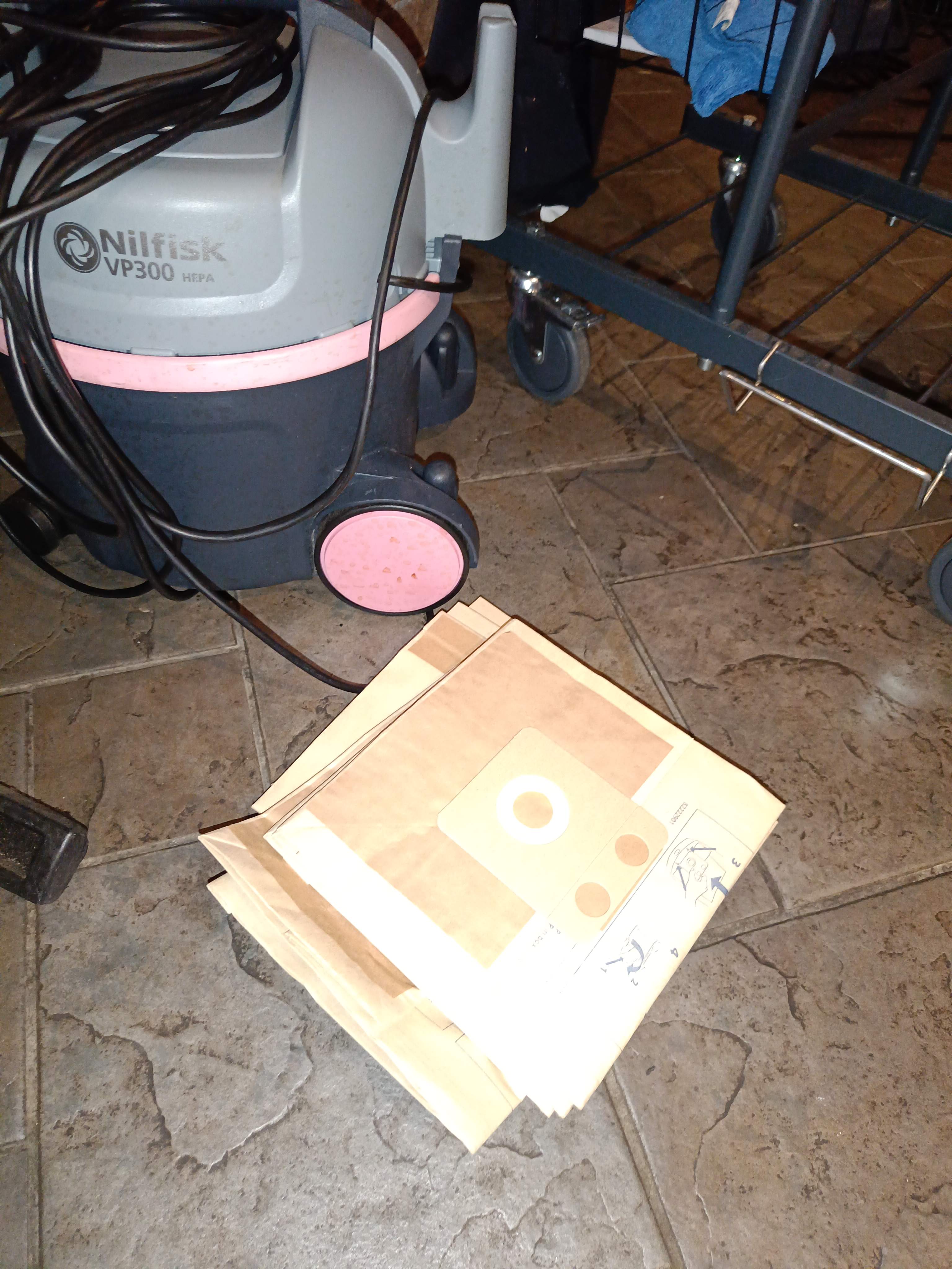 Cleaning cart and vacuum cleaner - PS Auction - We value the future ...