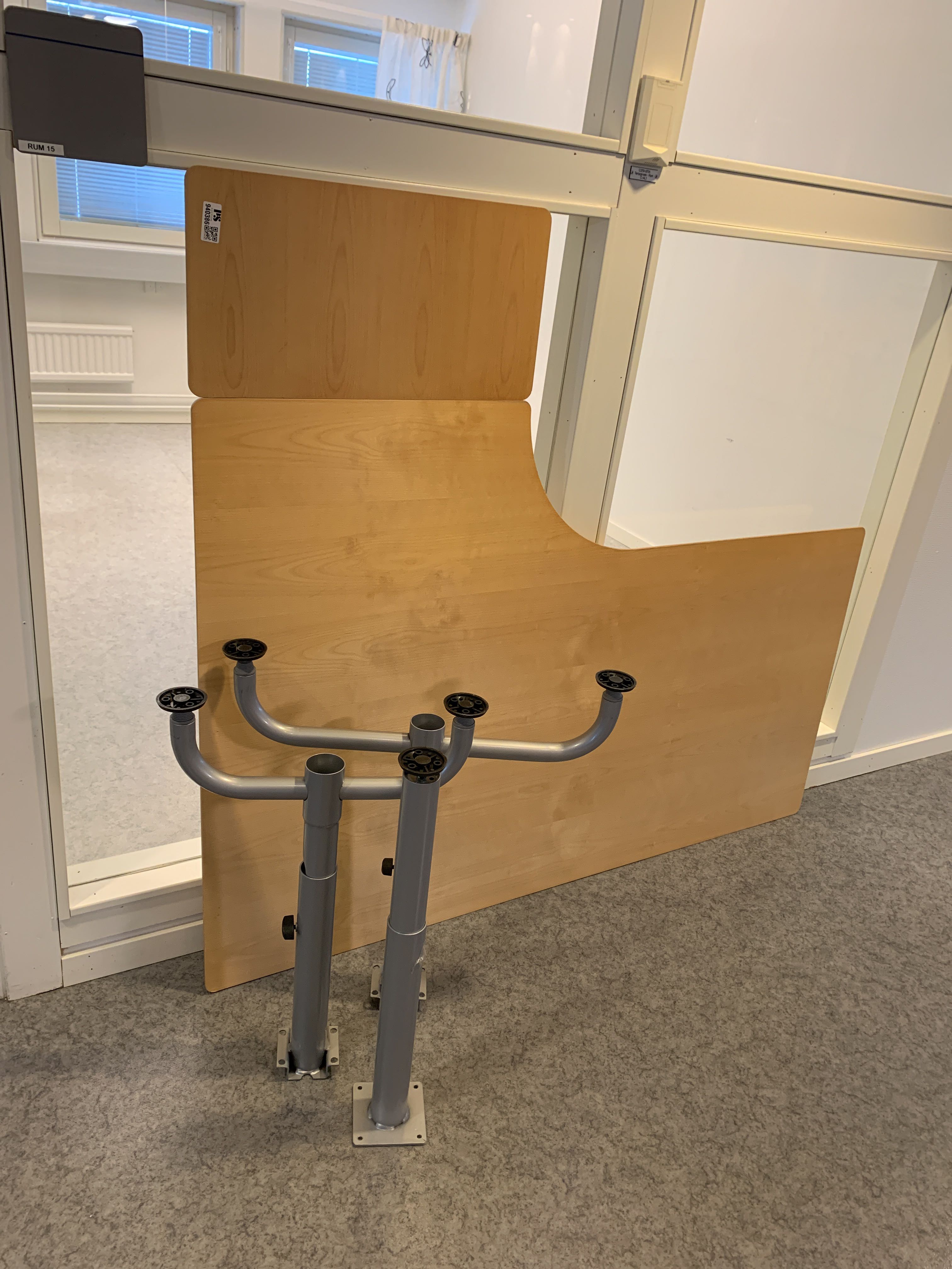 Desk Edsbyn, bookshelf Kinnarps - PS Auction - We value the future ...