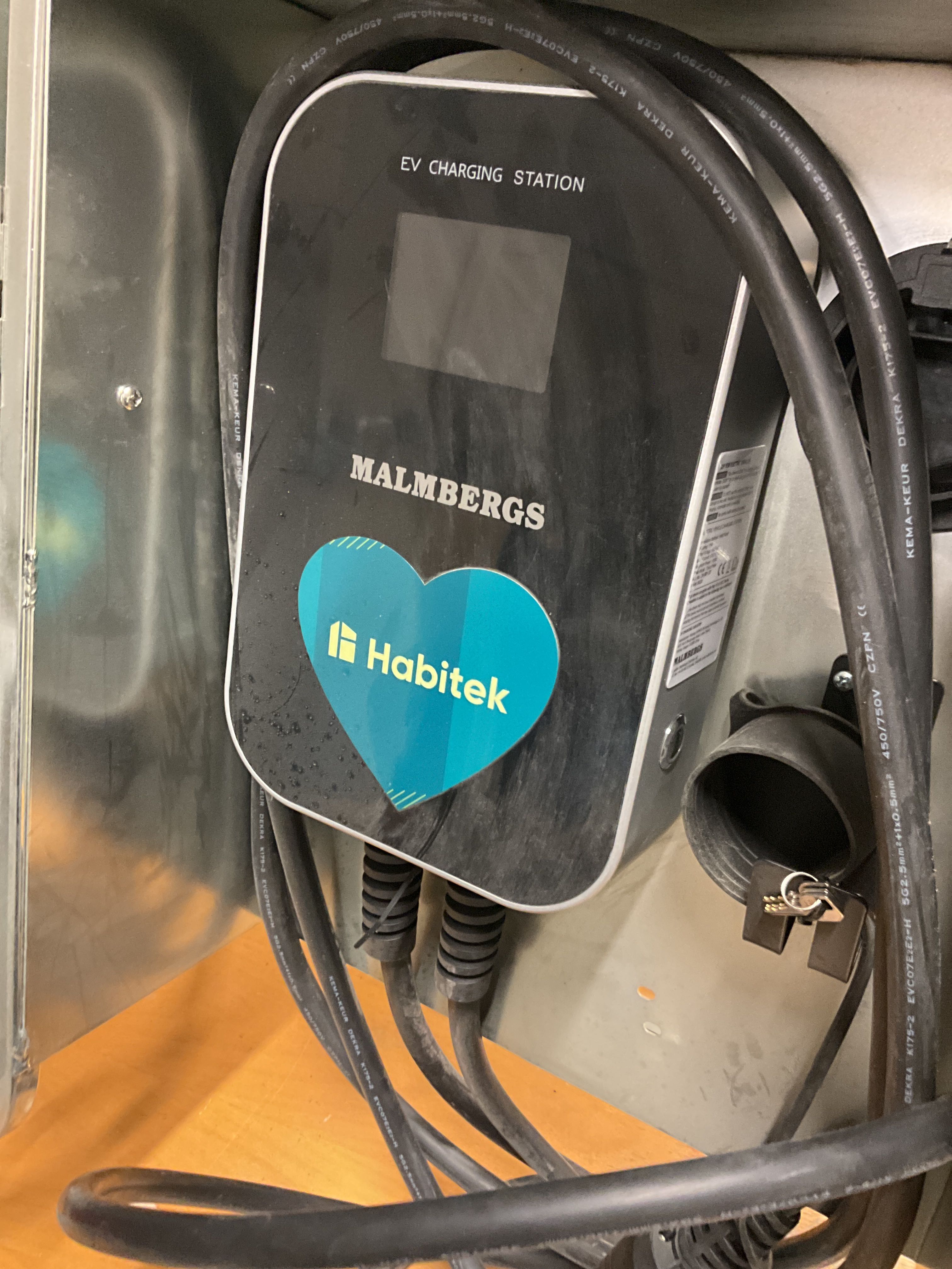 Laddstation för elbil - Malmbergs BS20 - Auktioner online ...