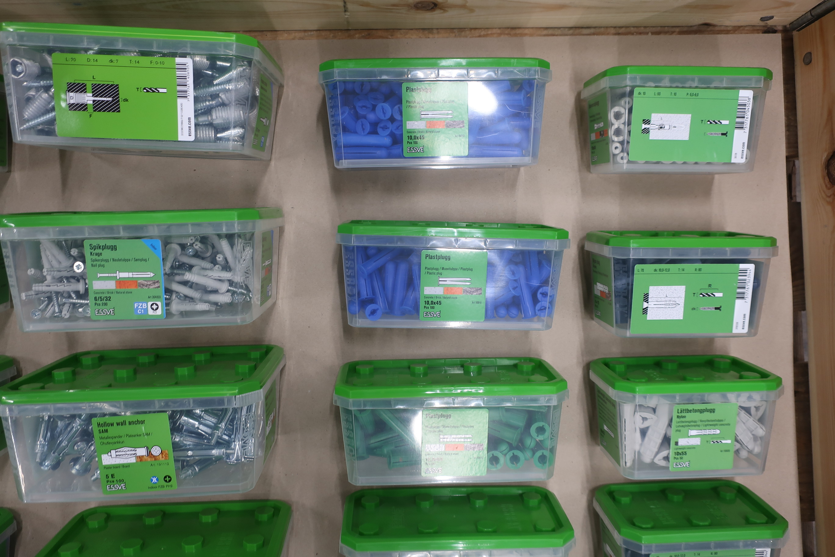 Sortiment med skruv, spick och plugg ESSVE - Auktioner online ...