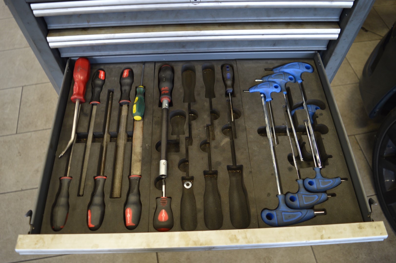 Tool trolley MBT Tools with tools - PS Auction - We value the future ...