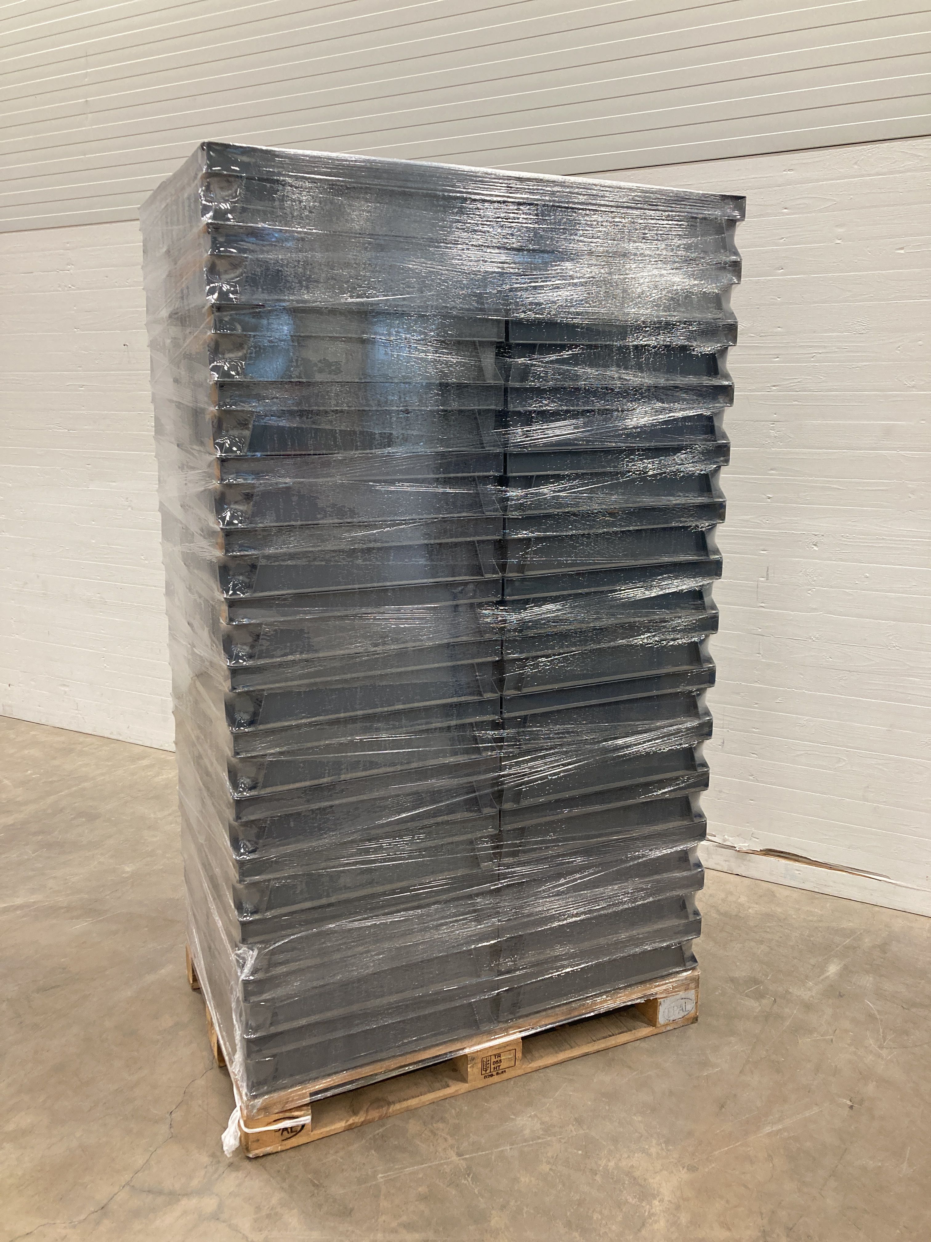 56 Euro trays 60x40x15 cm - PS Auction - We value the future - Largest ...