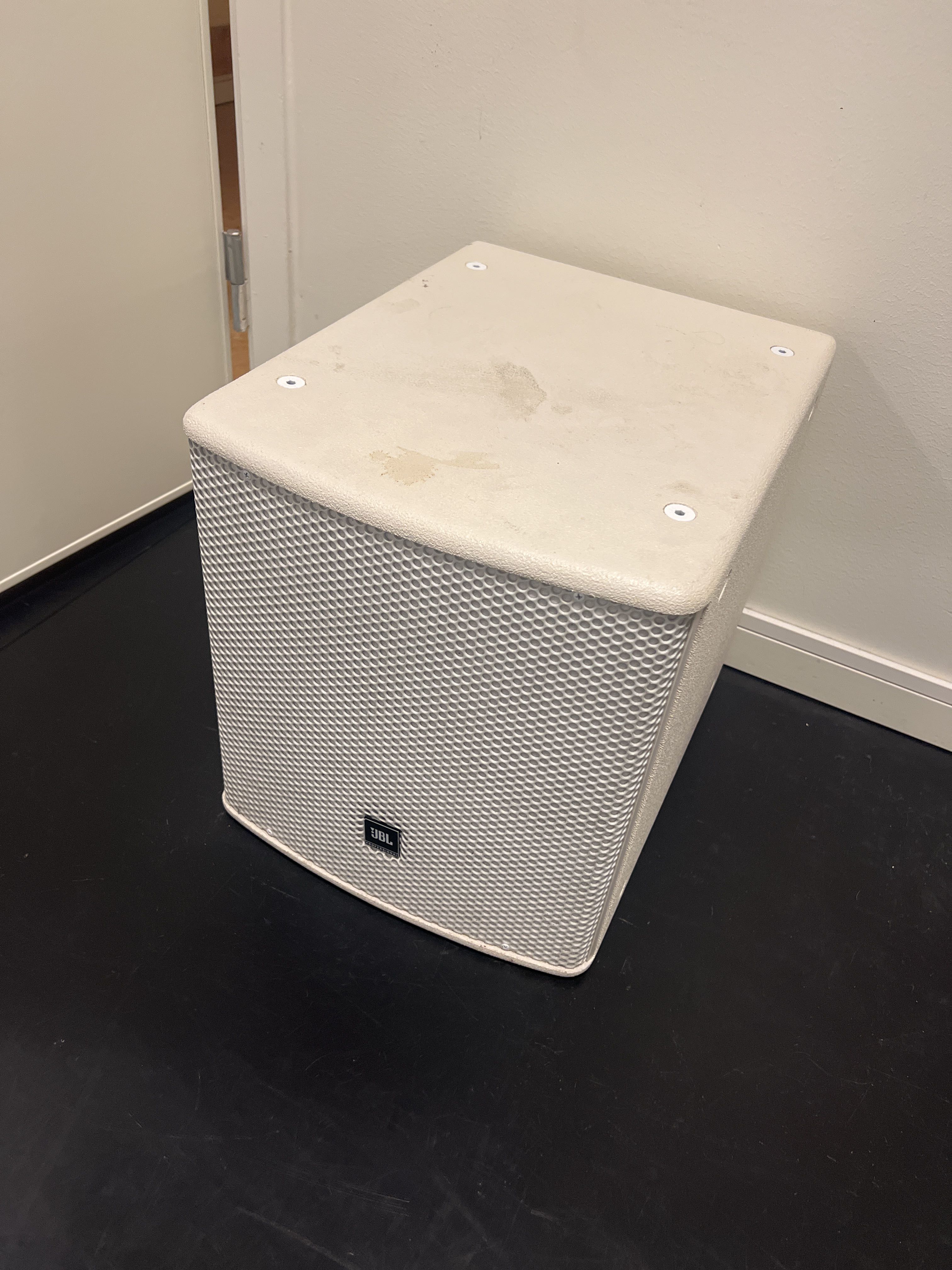 Ljudsystem - Rackskåp, förstärkare och ca 18st högtalare - Auktioner ...