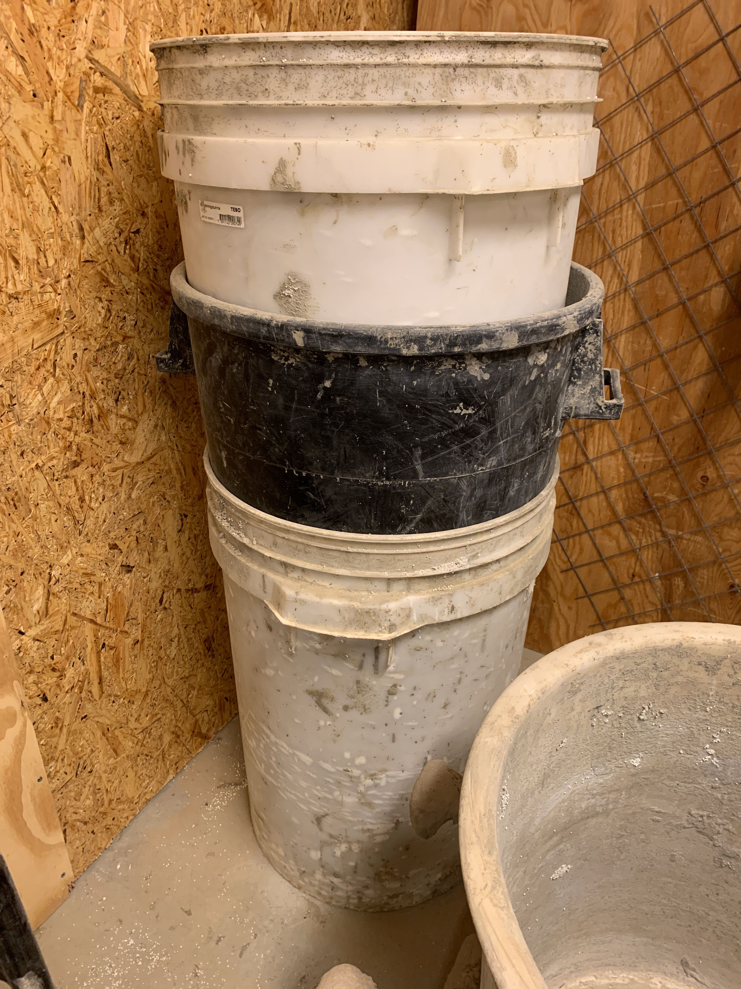 Masonry buckets, wheelbarrows, plastic cans - PS Auction - We value the ...