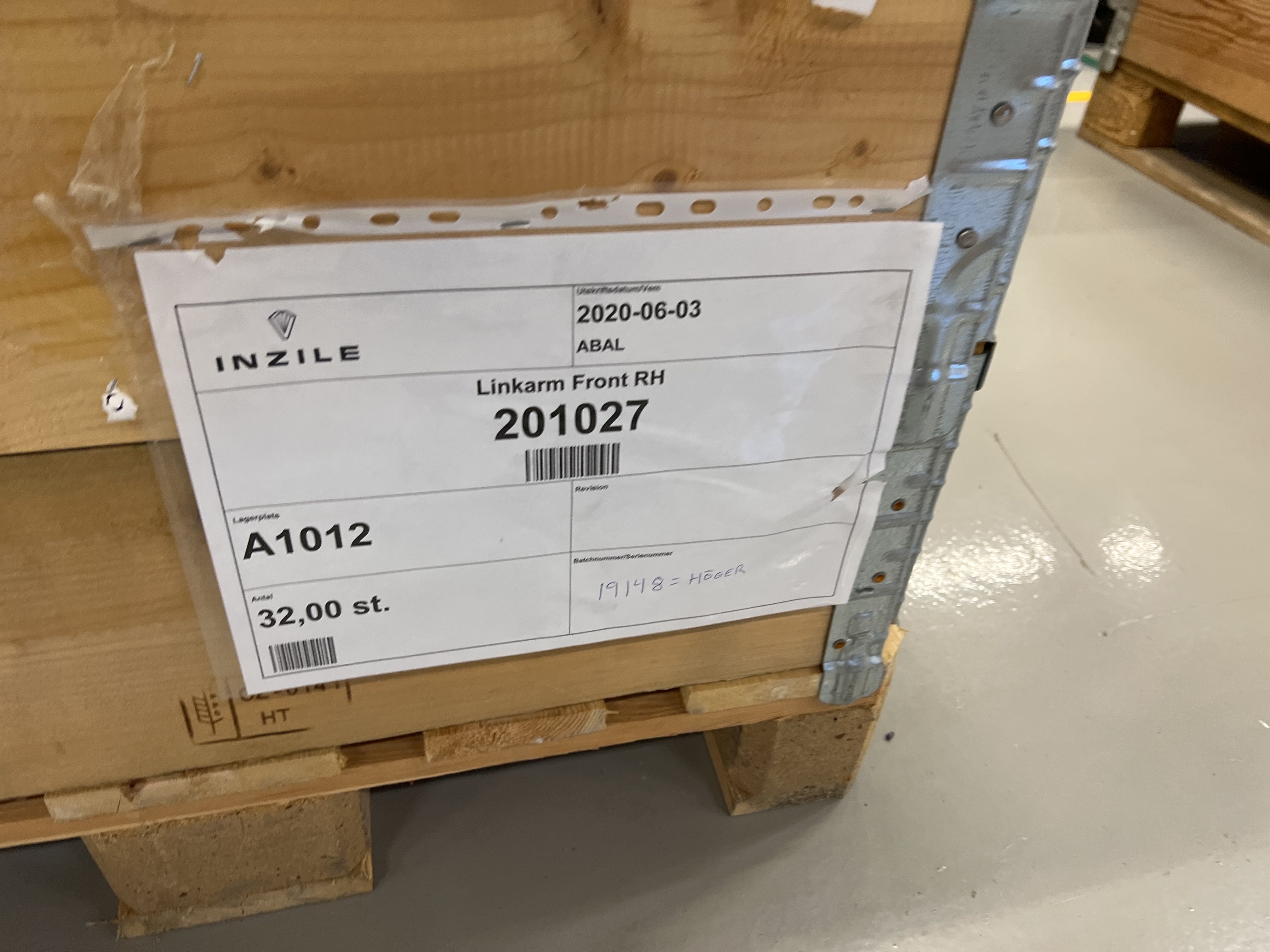 13 pallets with various vehicle details - PS Auction - We value the ...