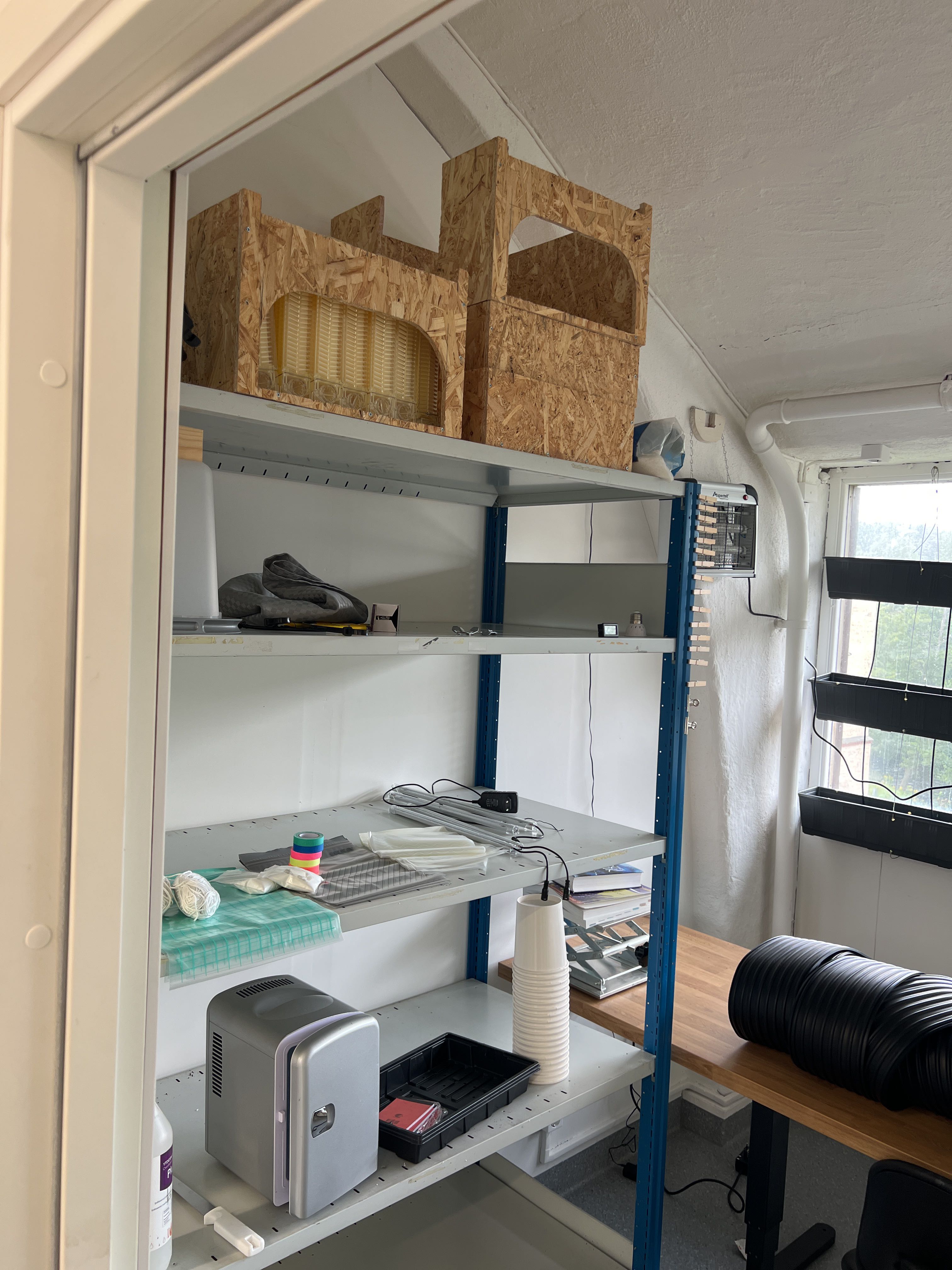 Desk, growing trough and accessories - PS Auction - We value the future ...