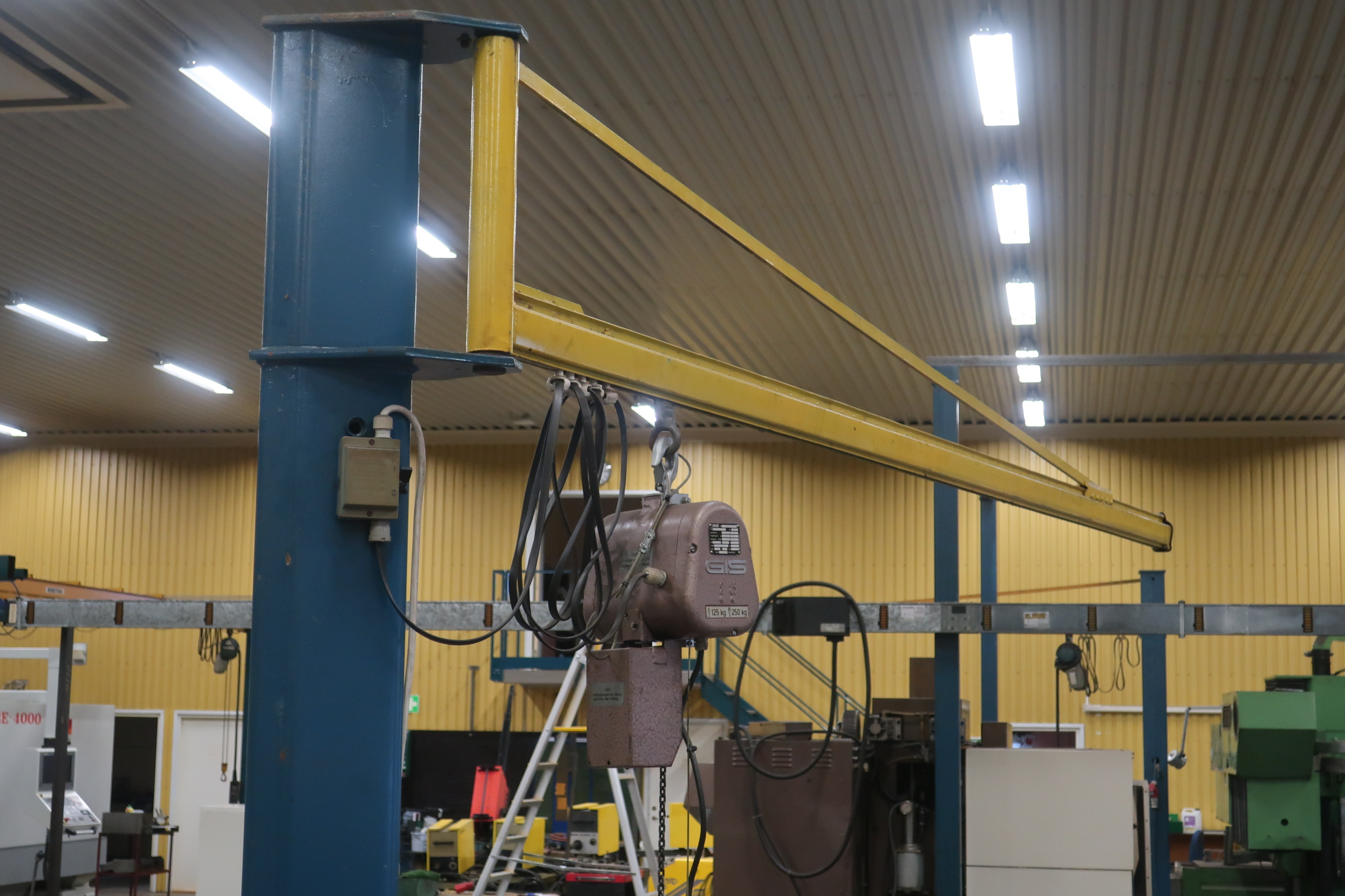 Swivel column crane with GIS hoists, max 125kg - PS Auction - We value ...