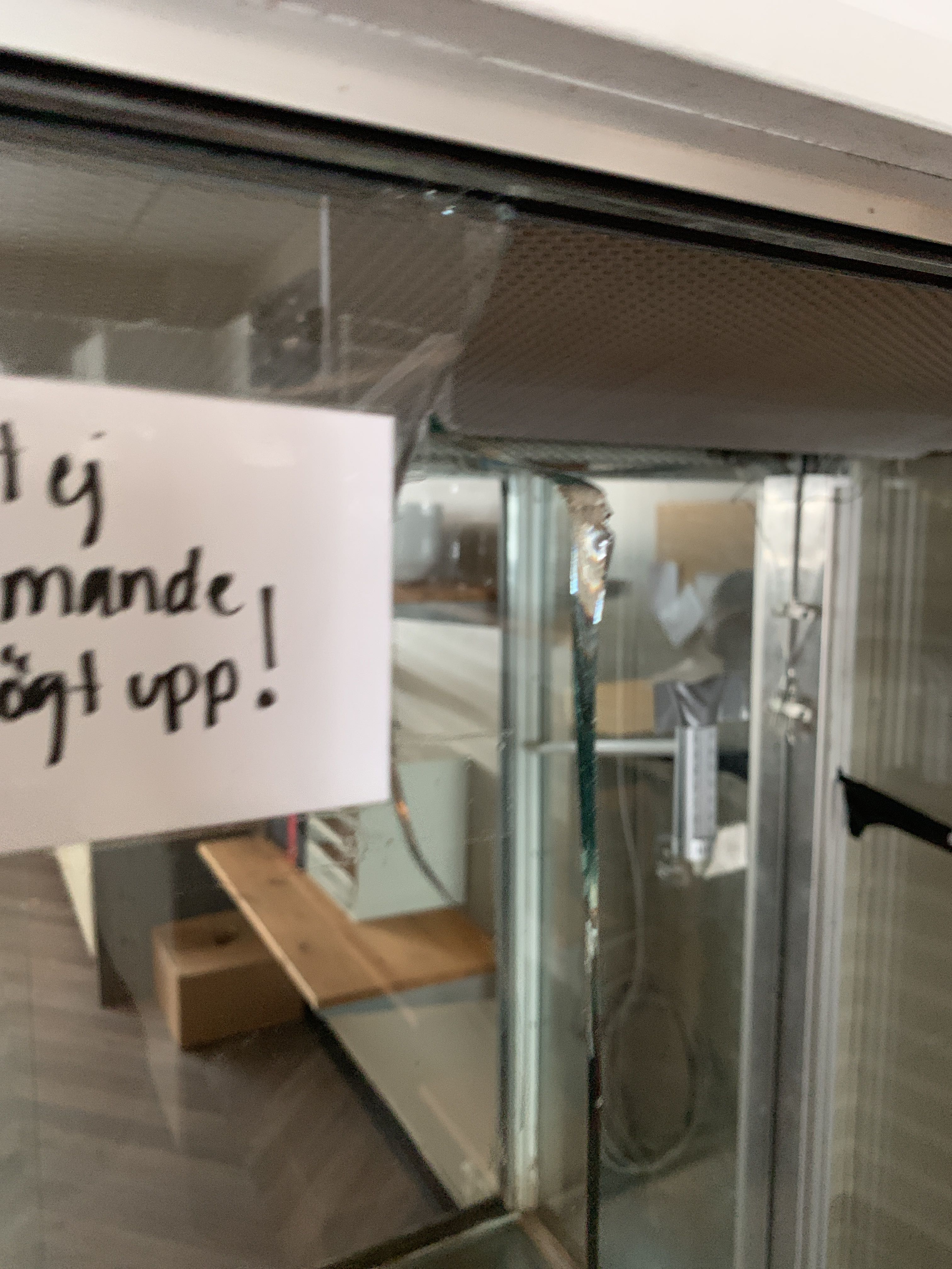 Flower cooler on wheels, defective glass - PS Auction - We value the ...