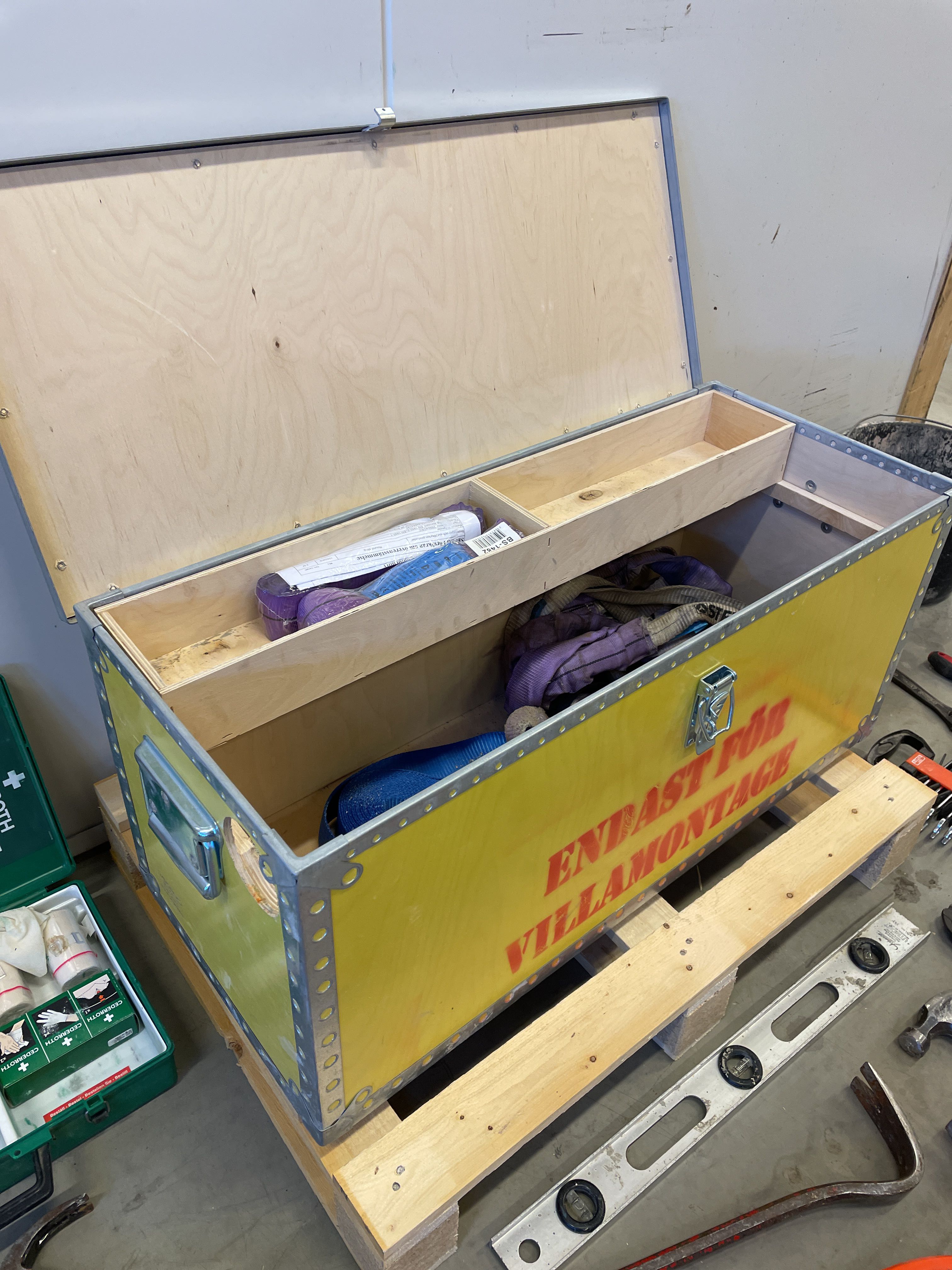 Construction box with tools - PS Auction - We value the future ...