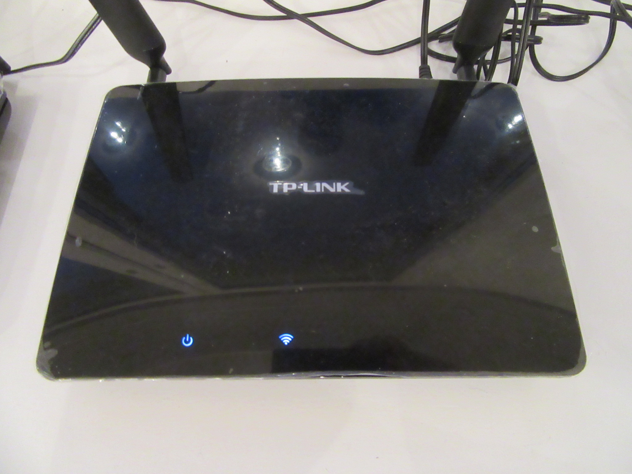 2 st nätverk/WiFi-router med 4g uttag, TP-link TL-MR6400 samt en switch ...