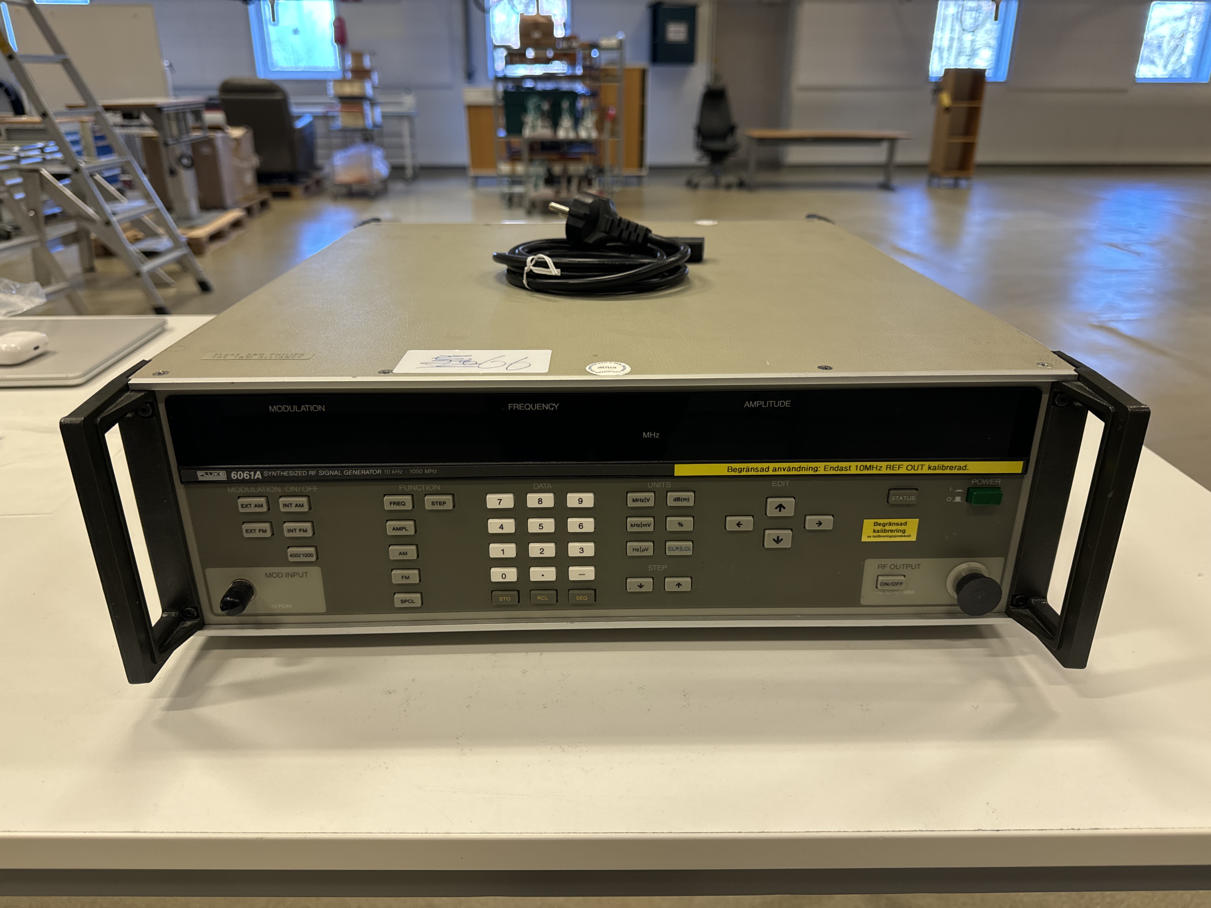 Fluke 6061A Synthesized RF Generator 10 kHz - 1050 MHz (66) - Auktioner ...