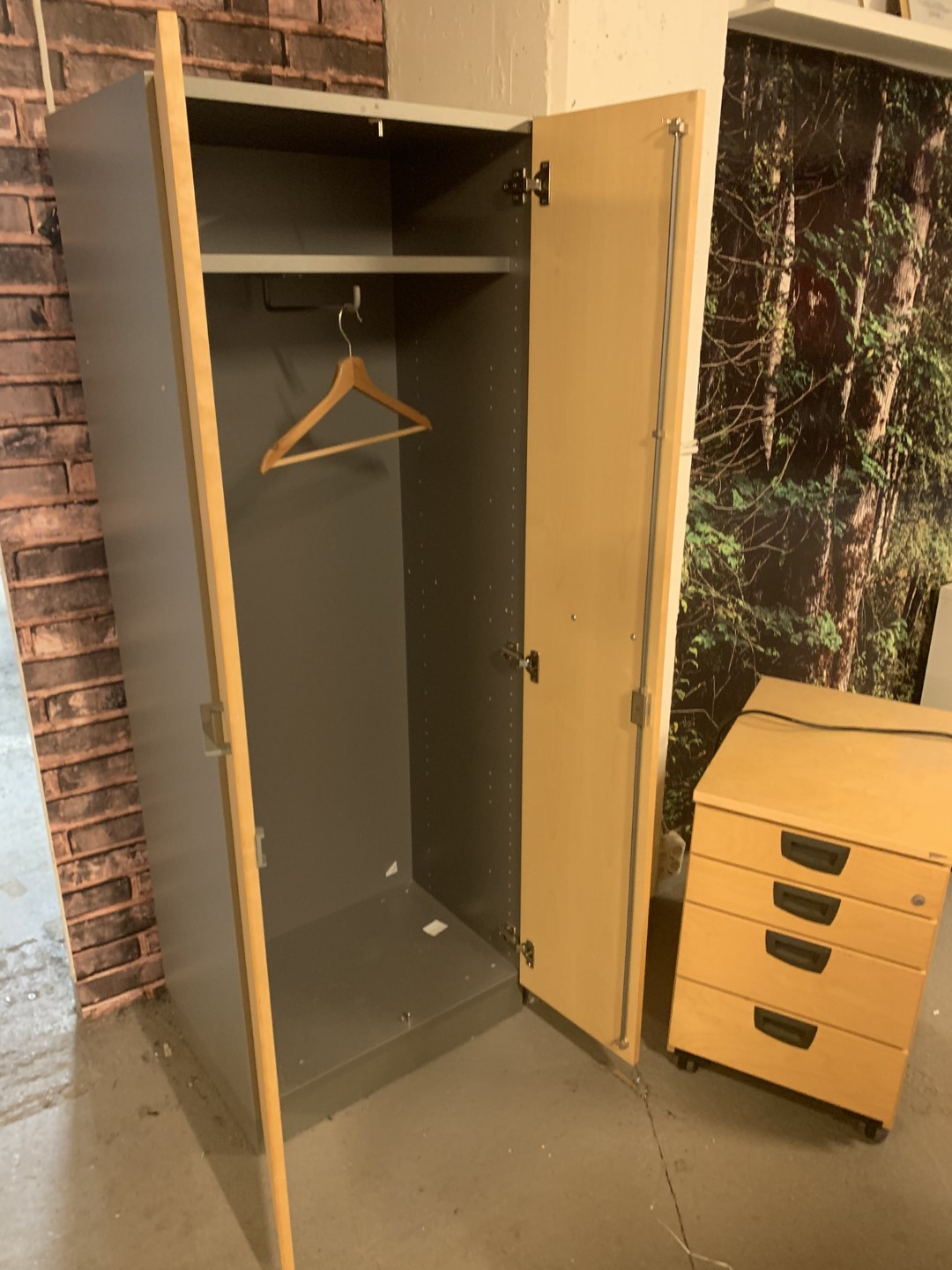 Wardrobe and wardrobe - PS Auction - We value the future - Largest in ...
