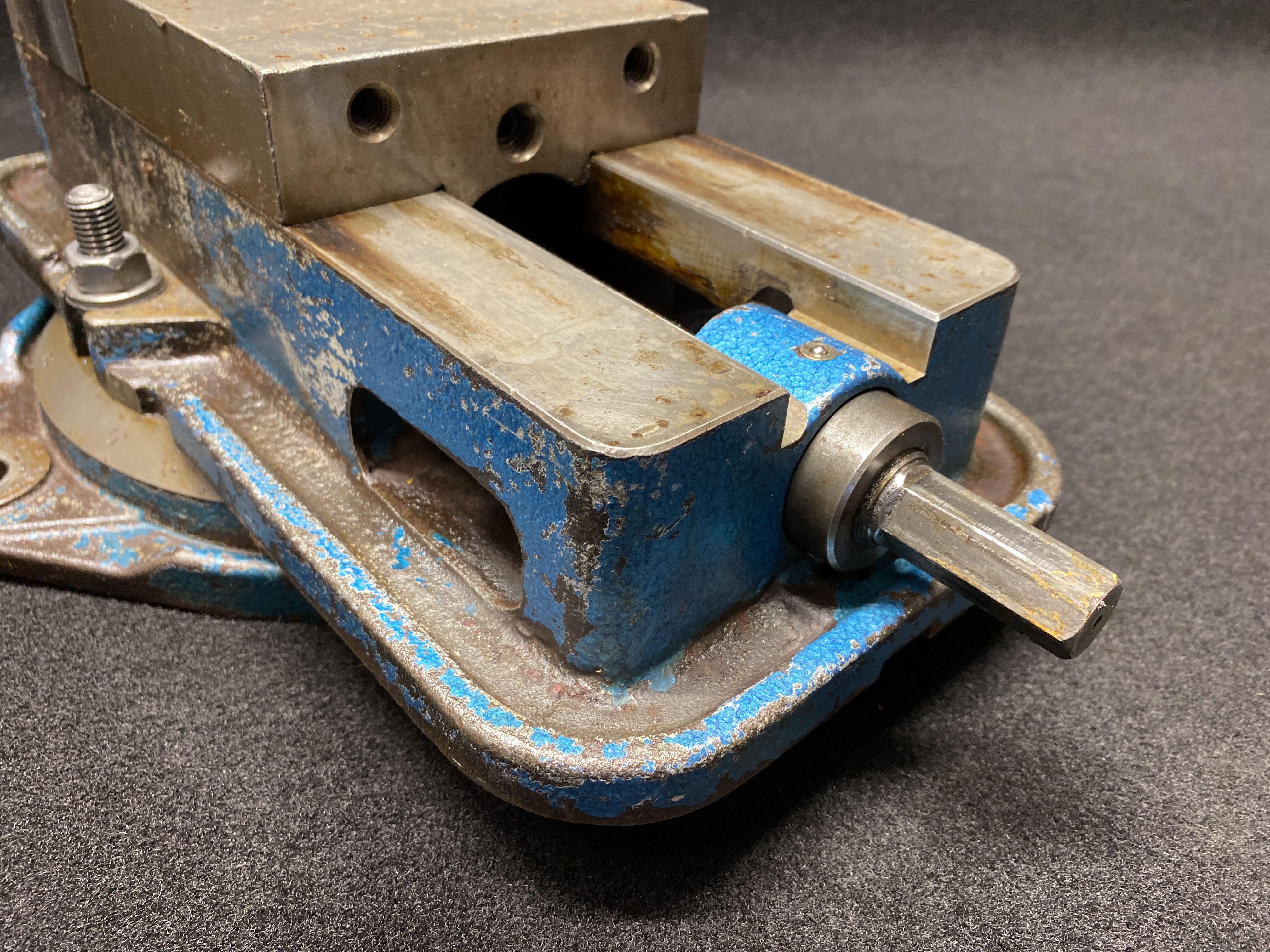 Machine vice with degree plate ERON 130mm - PS Auction - We value the ...