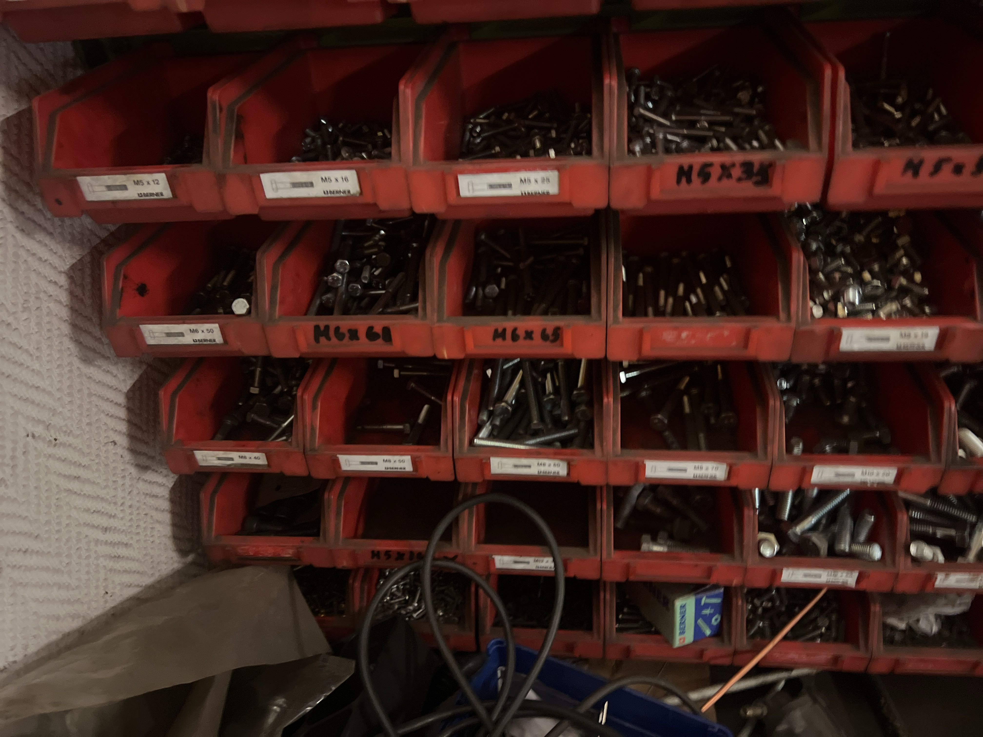 Arbetsbänk i metall med innehåll - Sortimentbackar, mm. - Auktioner ...