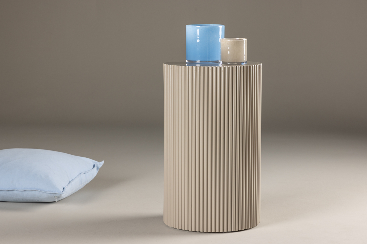 Stool and side table - PS Auction - We value the future - Largest in net auctions