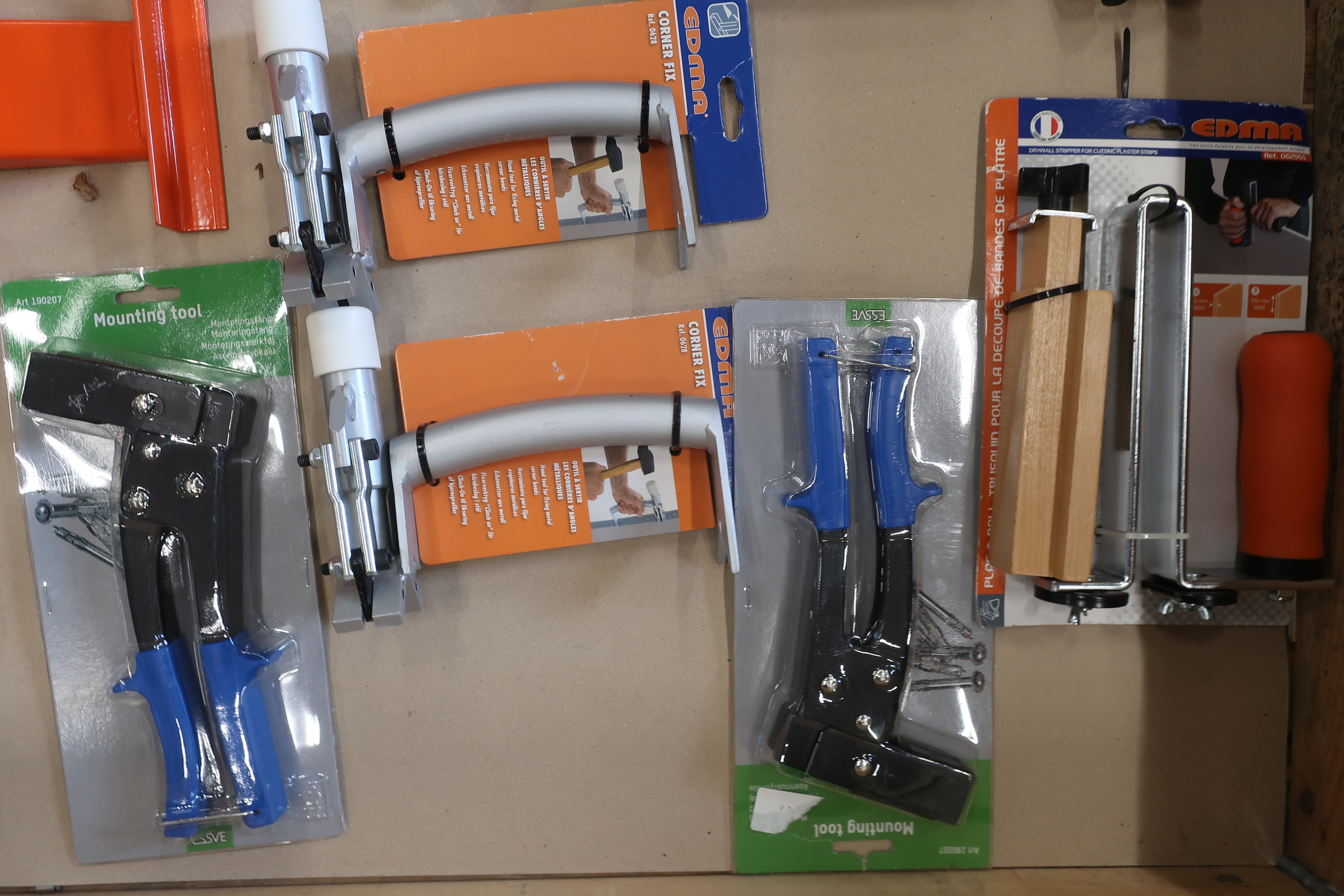 Sortiment med Edma-produkter ( fotlyft, fixertång och bärhandtag m.m ...