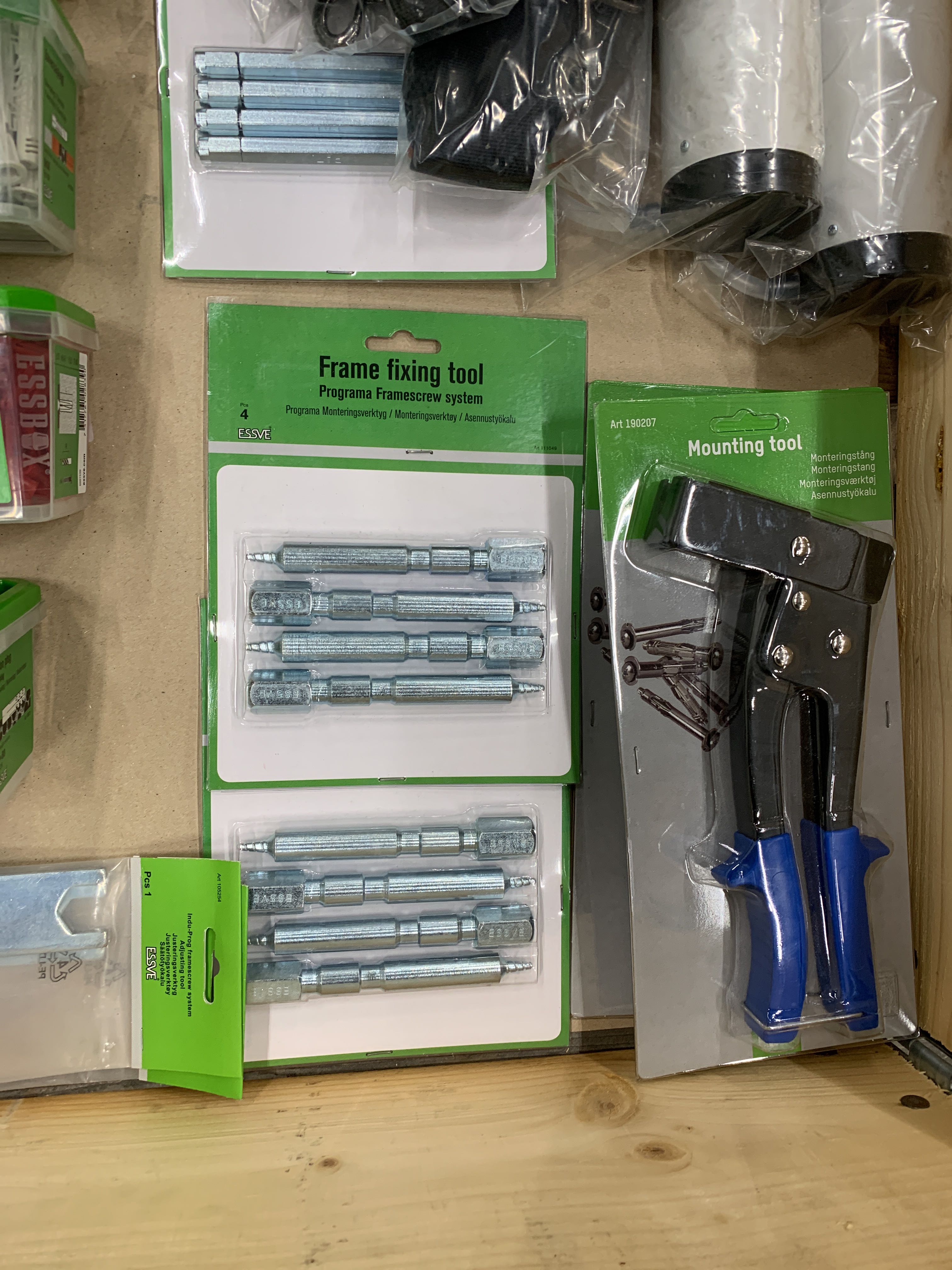 Sortiment med bla bandad spikskruv från Essve - Auktioner online ...