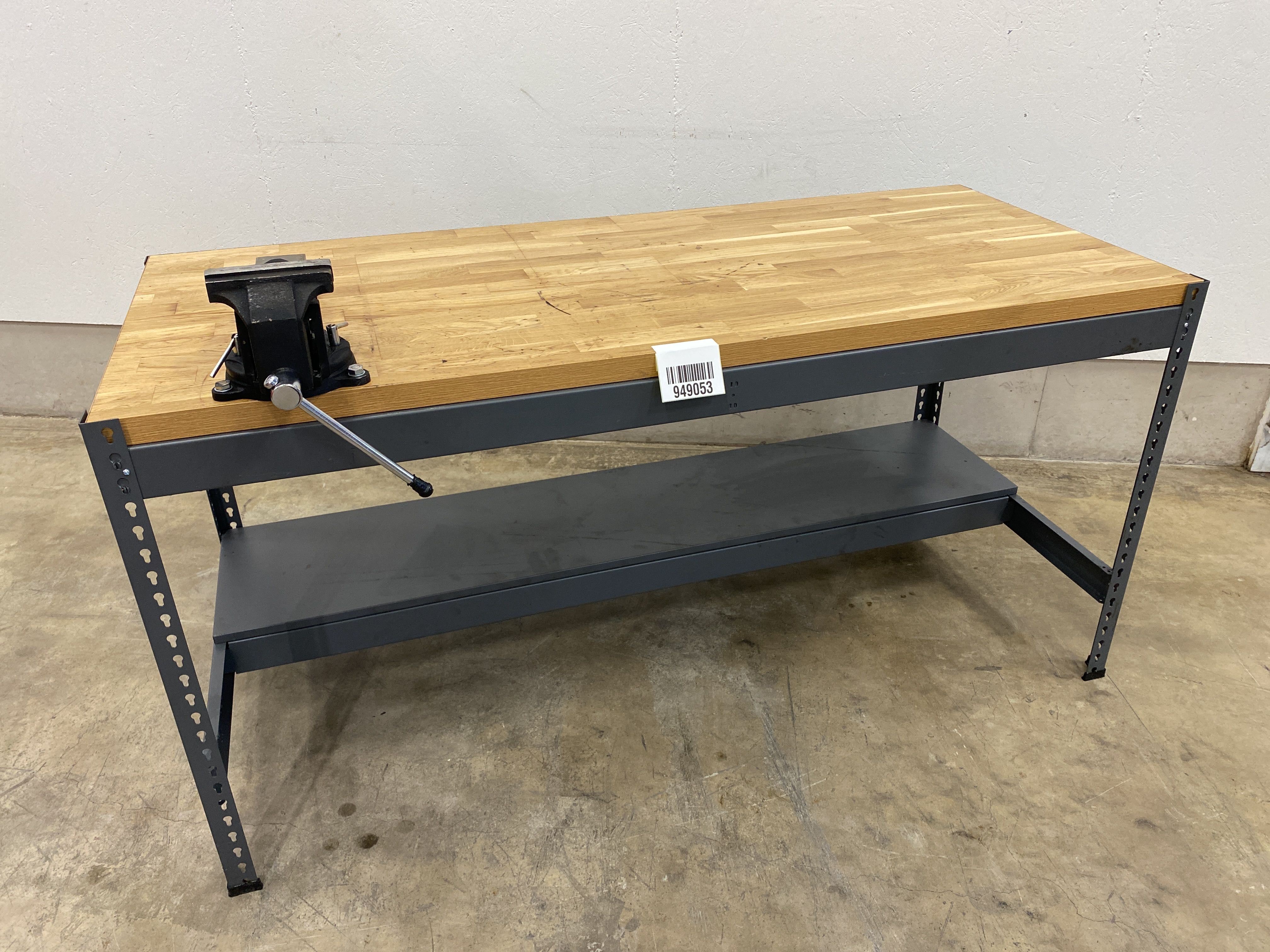 Workbench with vise - PS Auction - We value the future - Largest in net ...