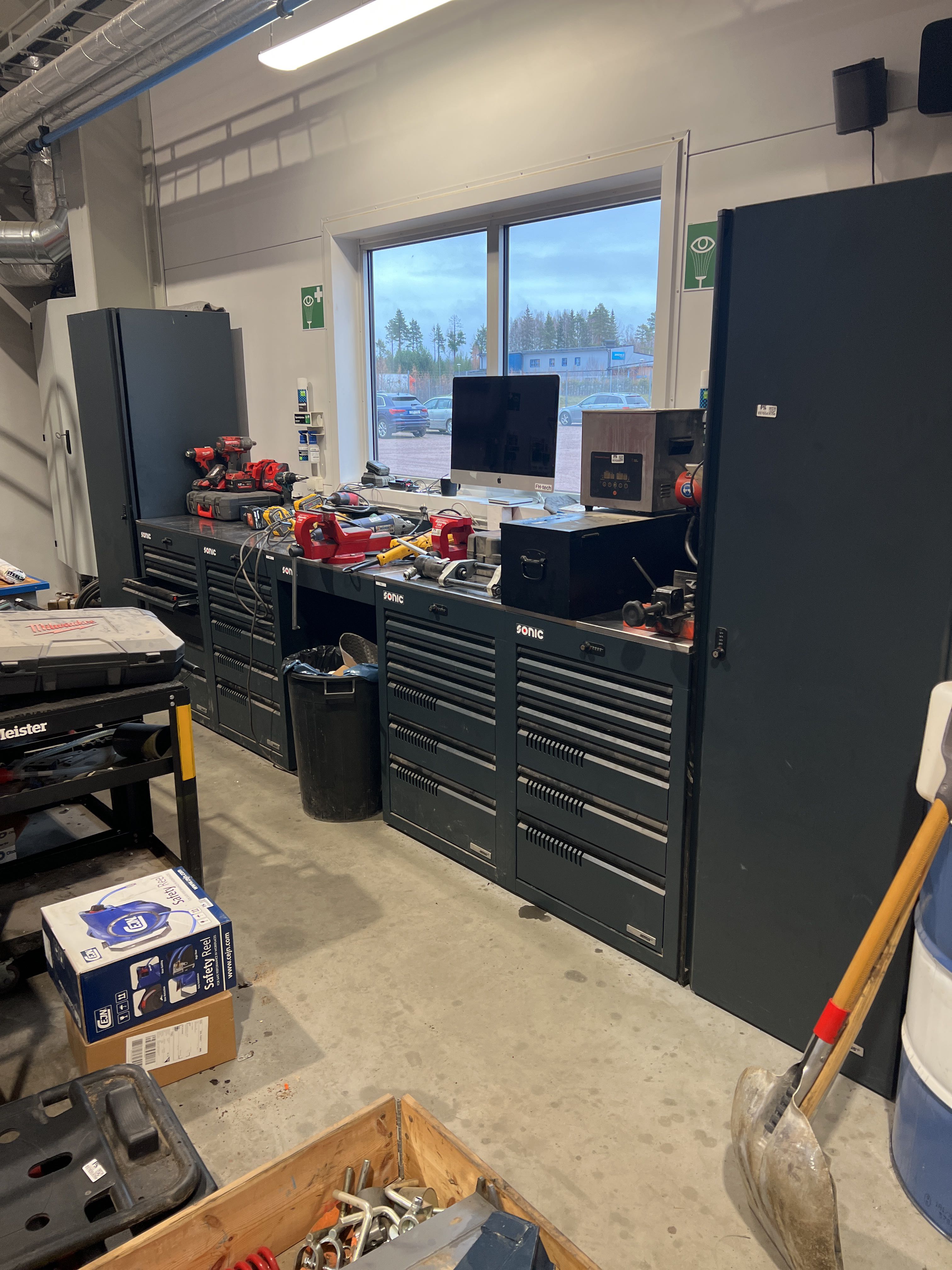 Sonic service station with tools - PS Auction - We value the future ...