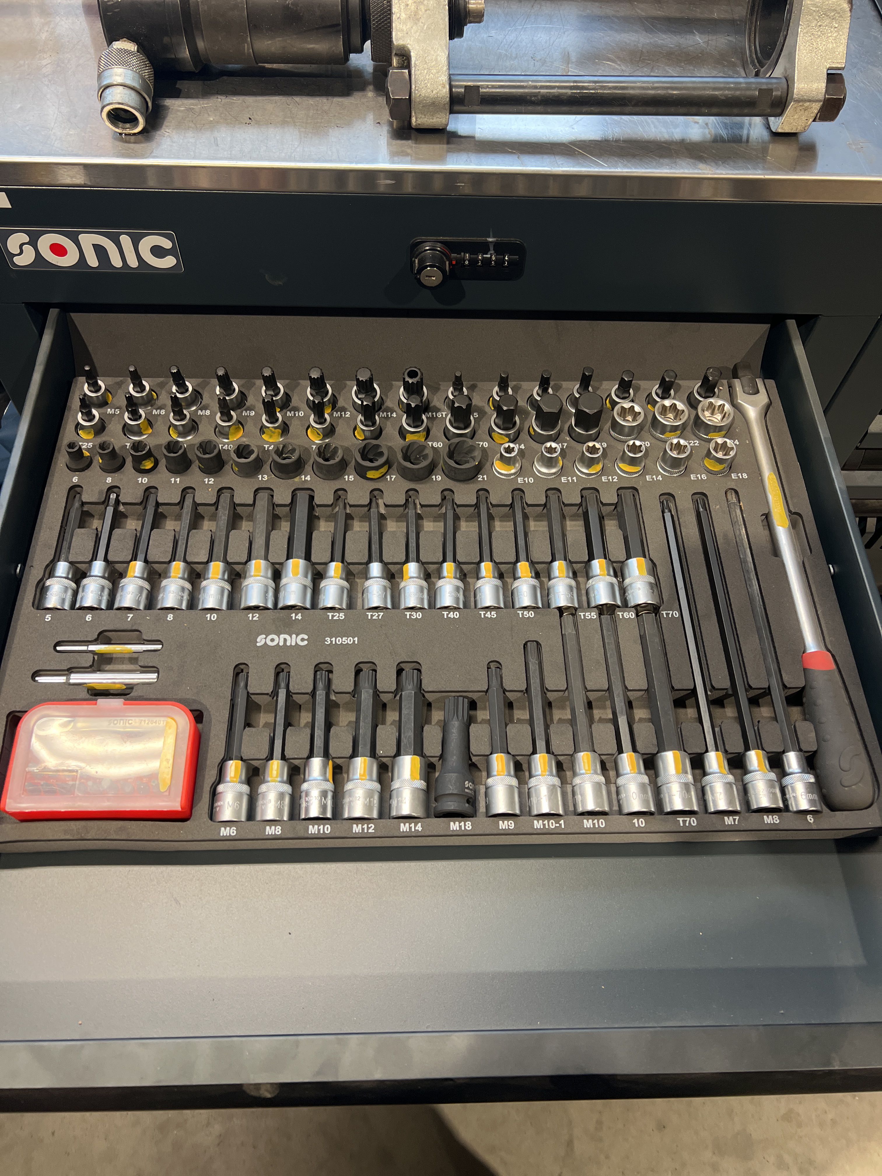 Sonic service station with tools - PS Auction - We value the future ...