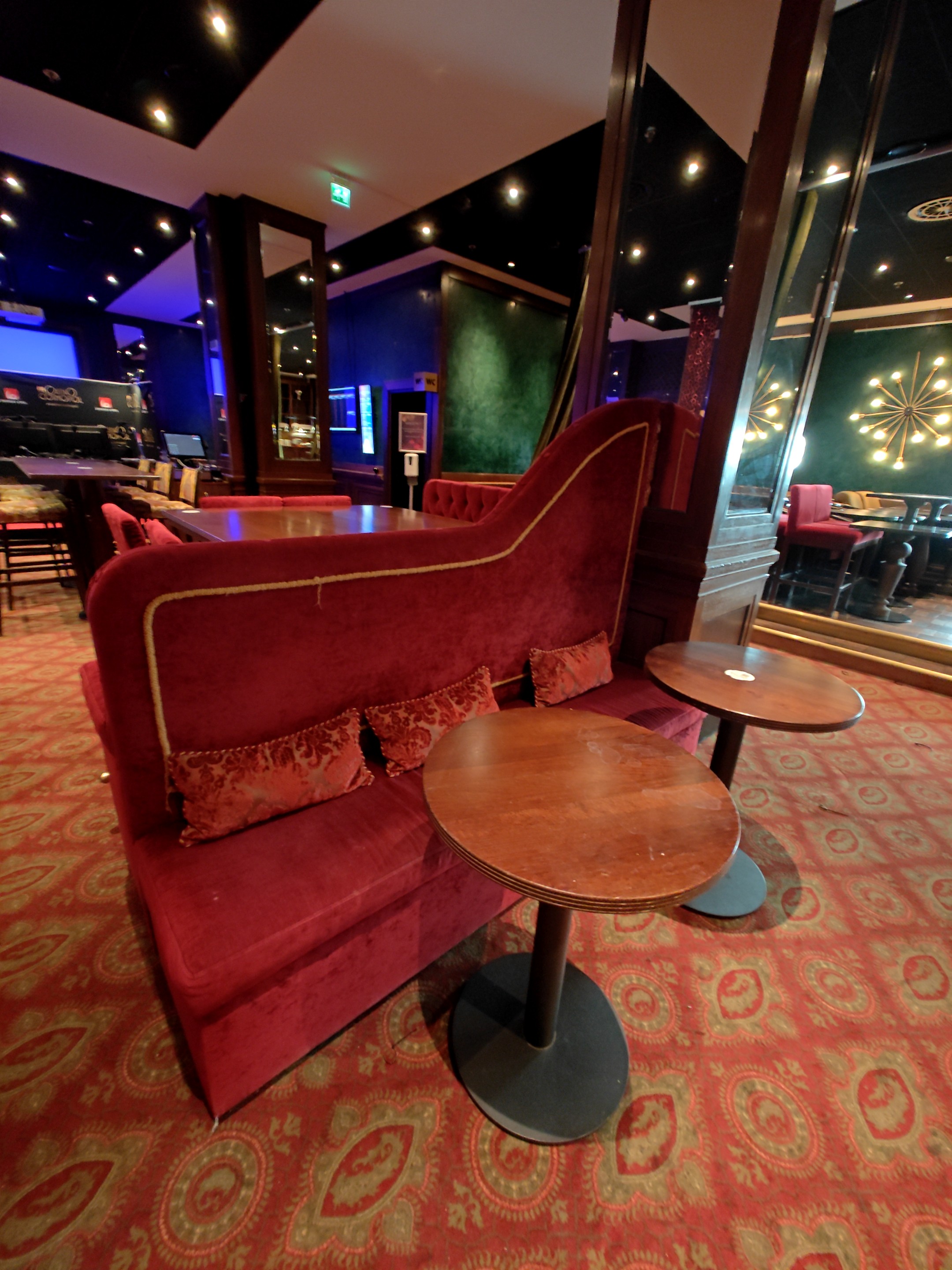 Restaurangmöblemang - Bord, stolar och soffor, 30+ enheter - Auktioner ...