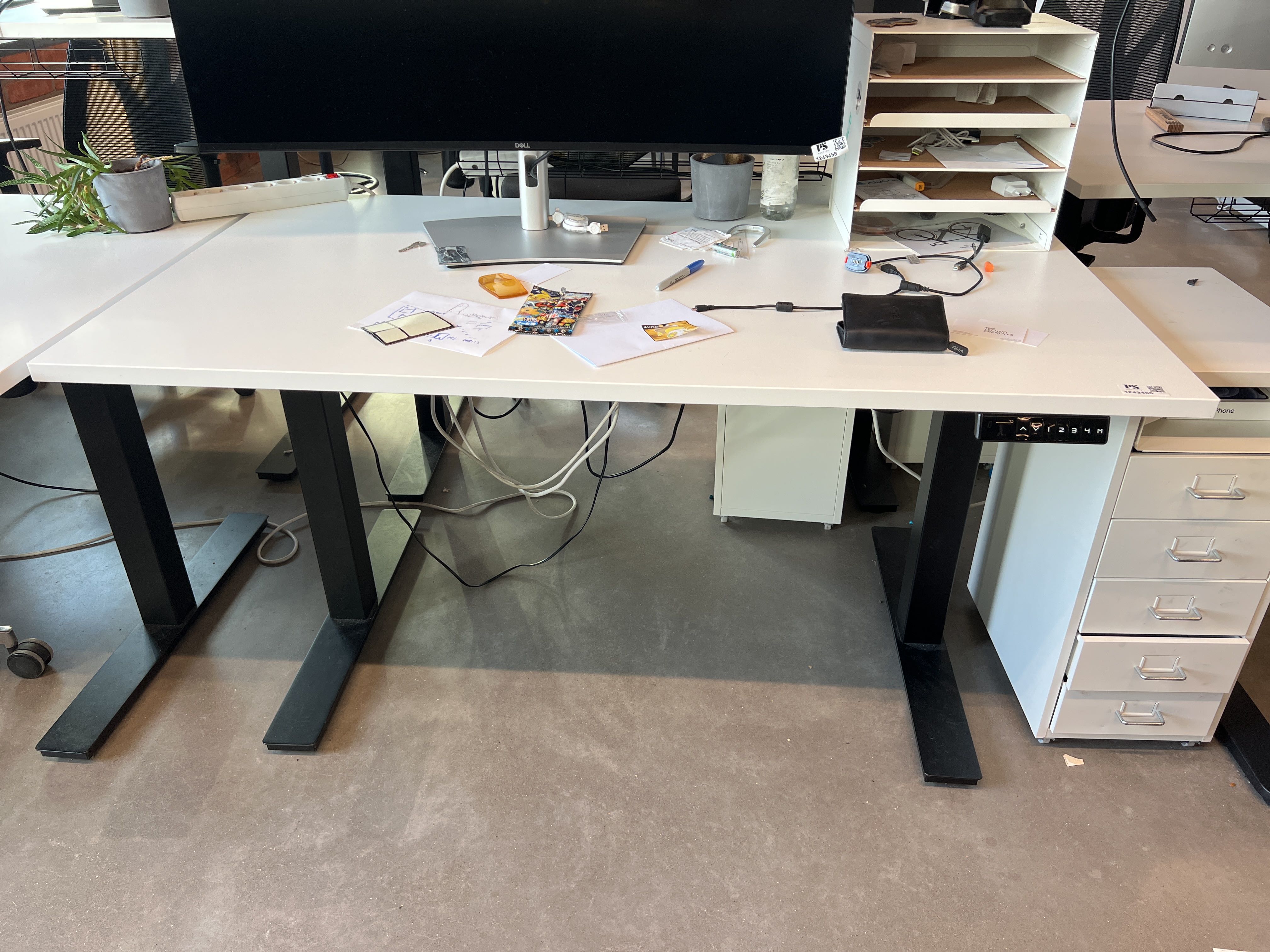 Kontorsarbetsplats - Programmerbart elektriskt skrivbord och ...