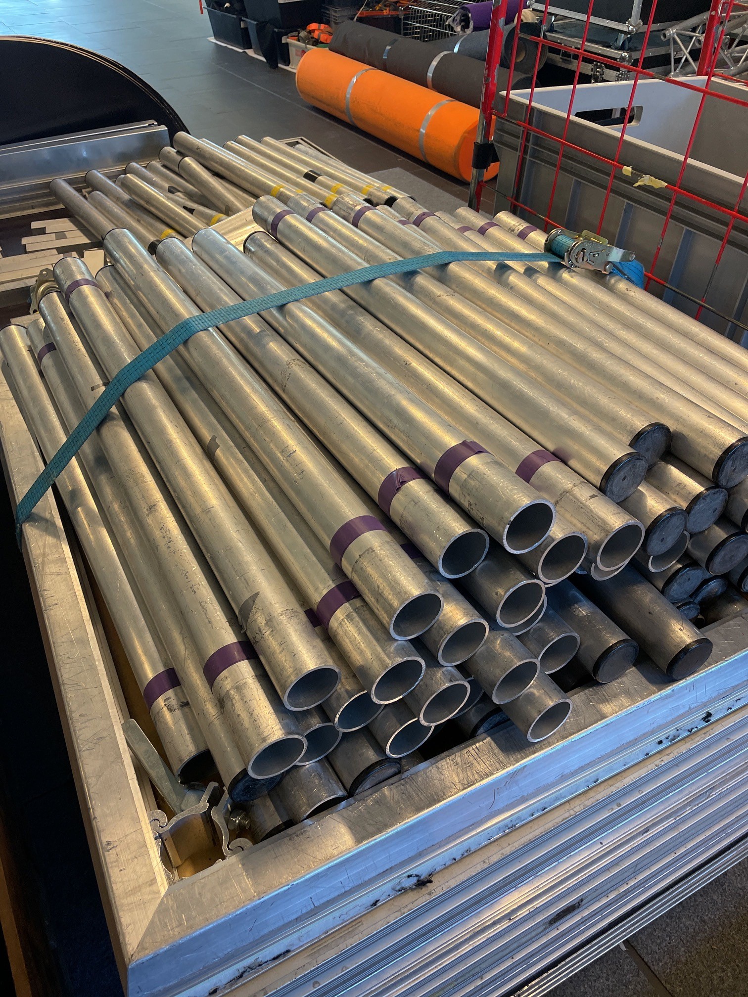 Komplett podie, ca 7 stycken om 100x200cm - Auktioner online ...