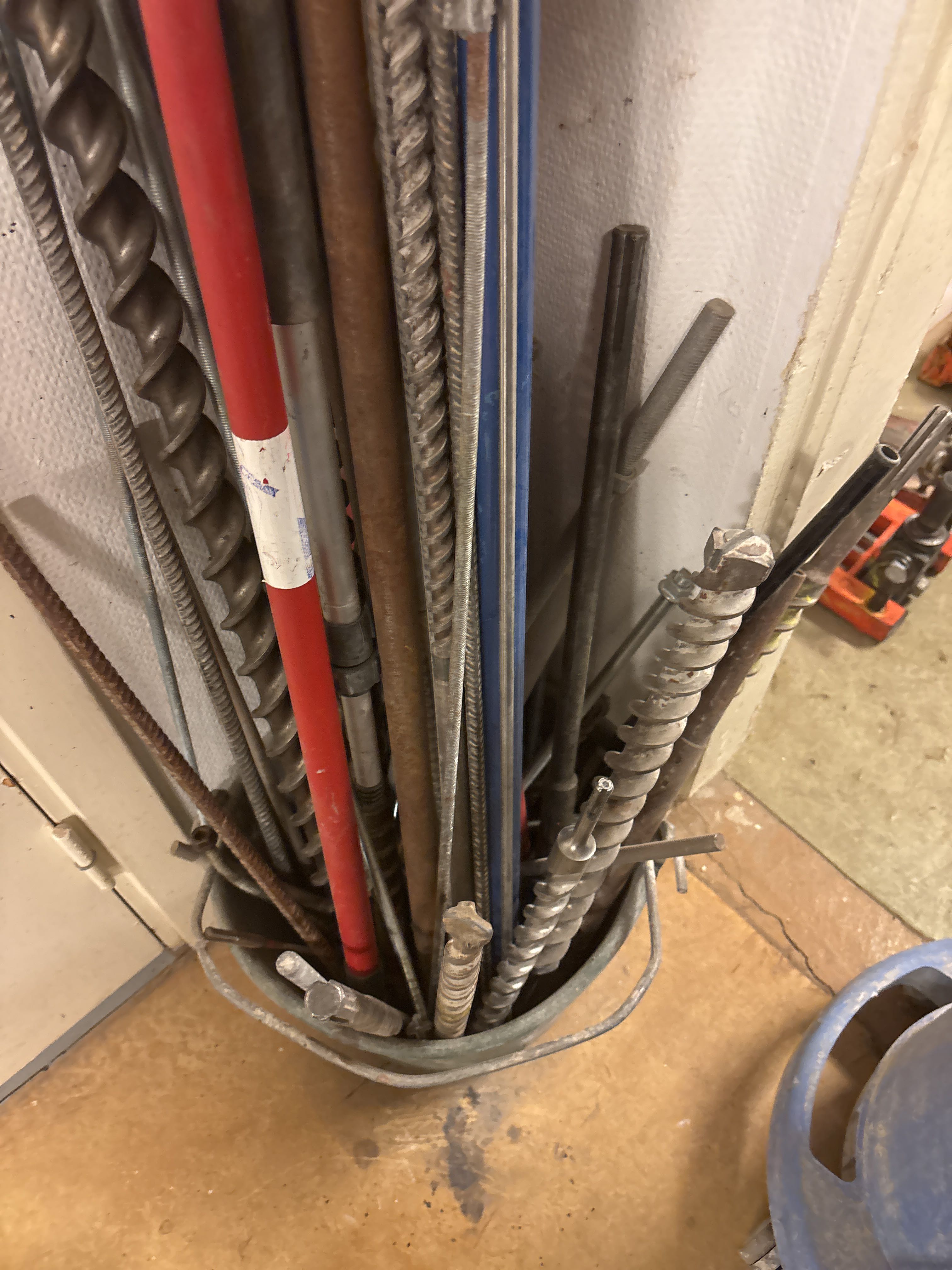 Hink med hålborrar och borrstänger - Auktioner online - Nätauktioner ...