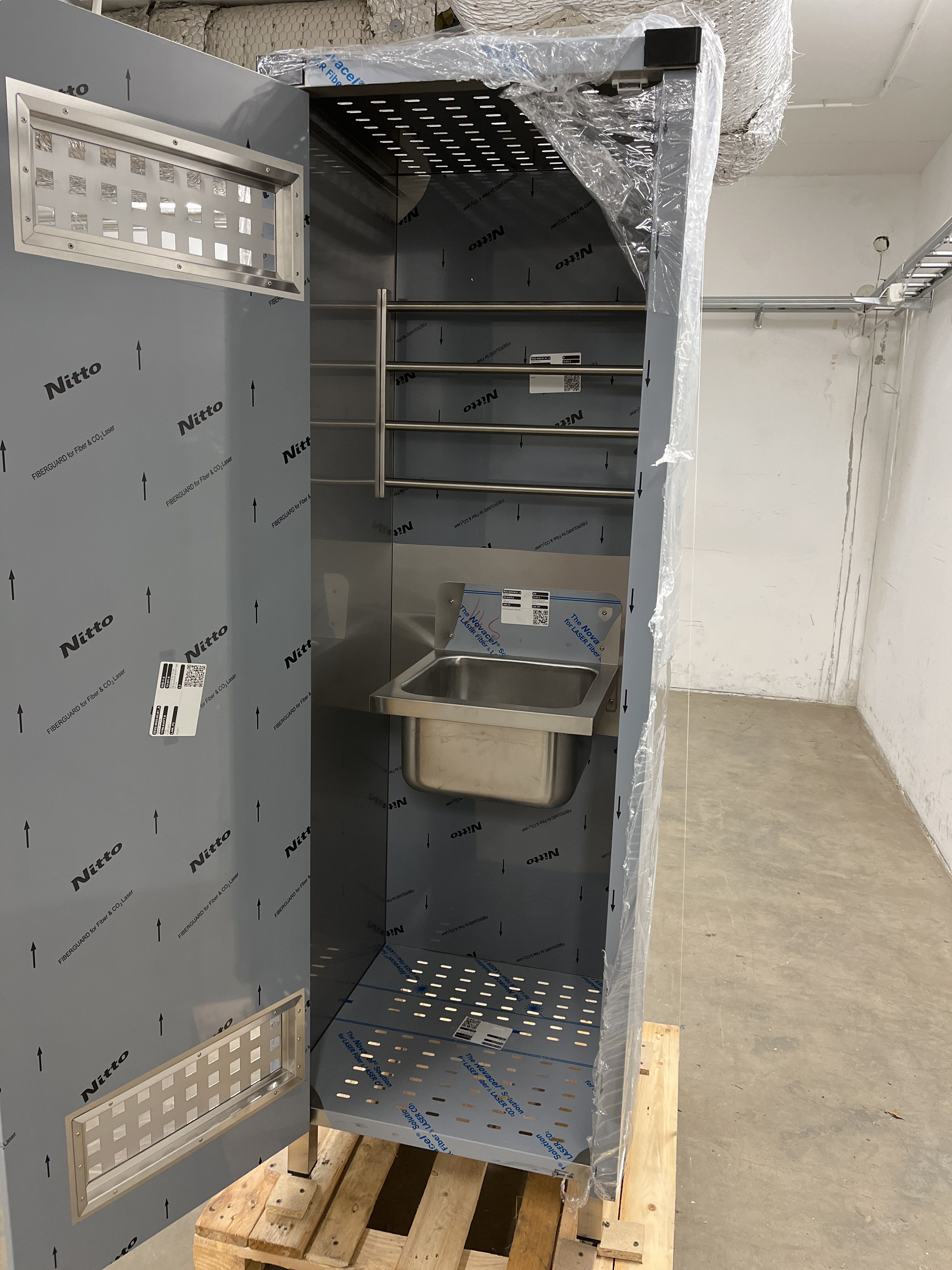 New Stainless cleaning cabinet incl. ho and towel dryer - PS Auction ...