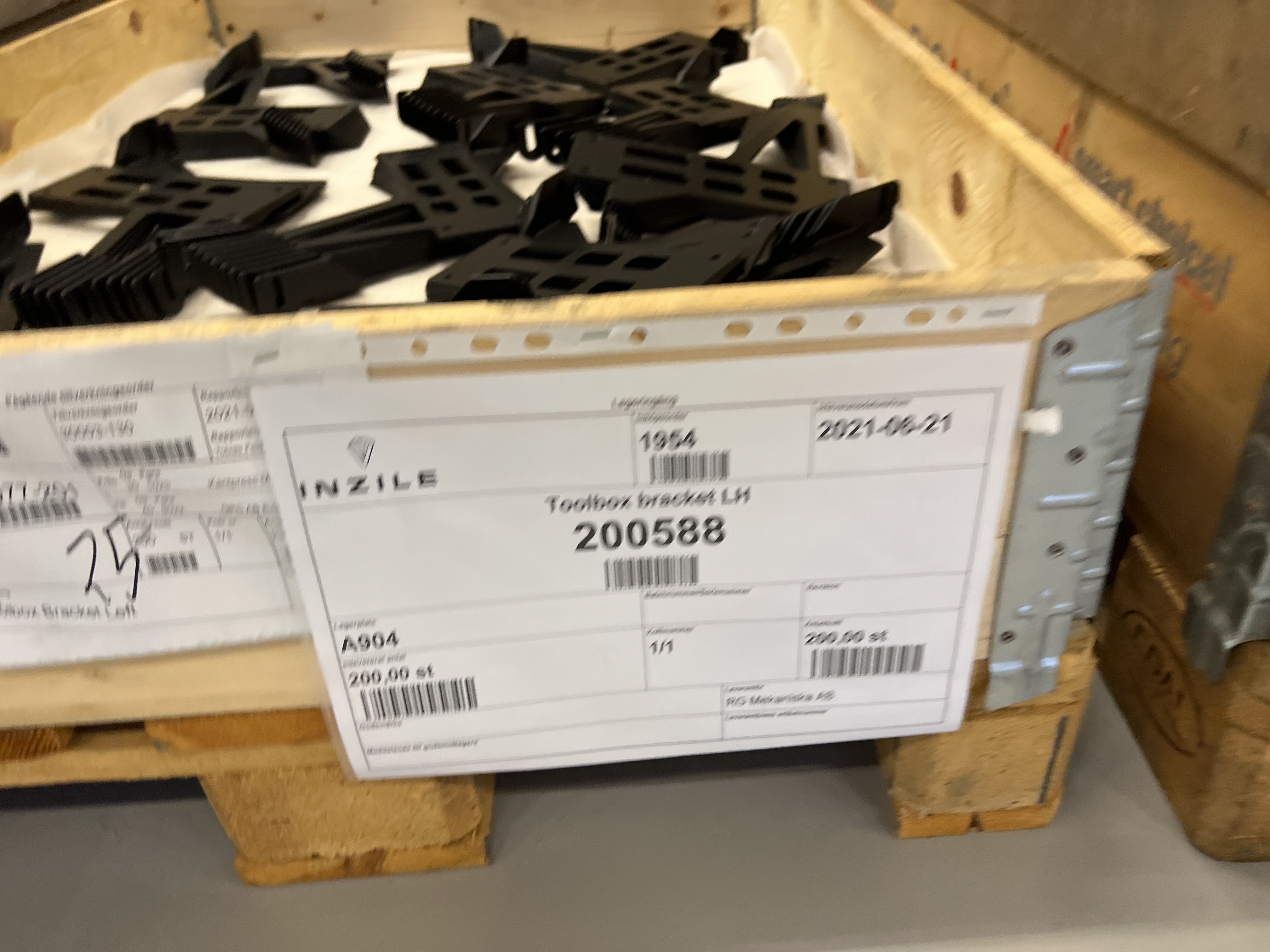 13 pallets with various vehicle details - PS Auction - We value the ...