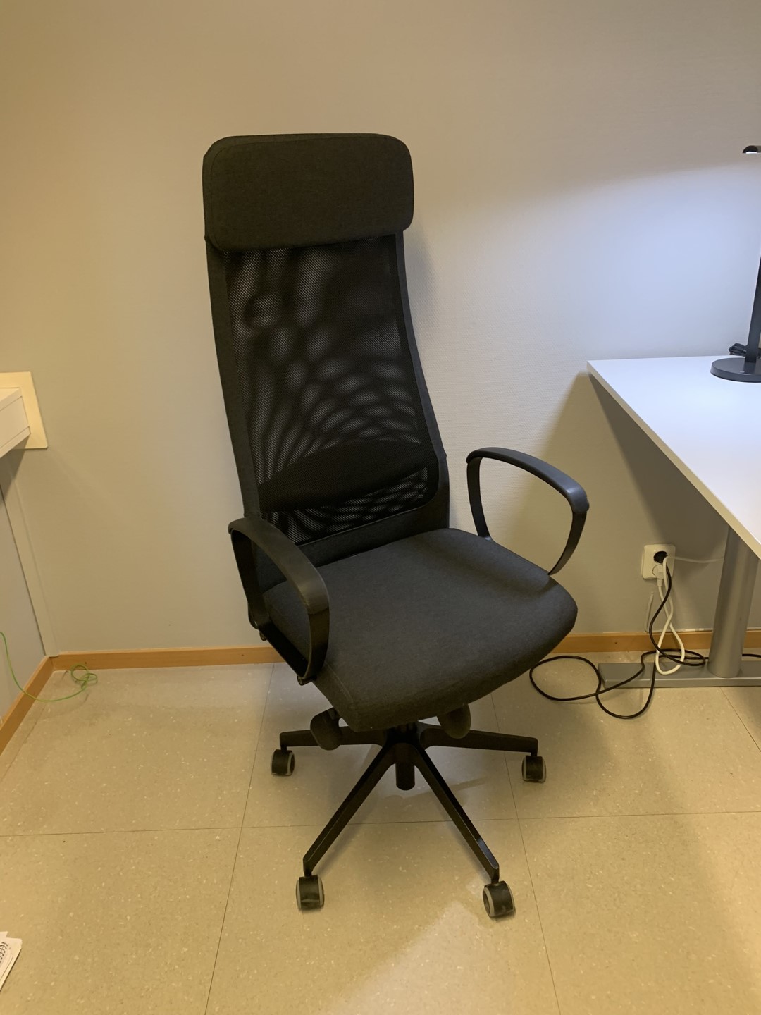 Electric raise/lower desk, office chair, roller shutters and cupboards - PS Auction - We value ...