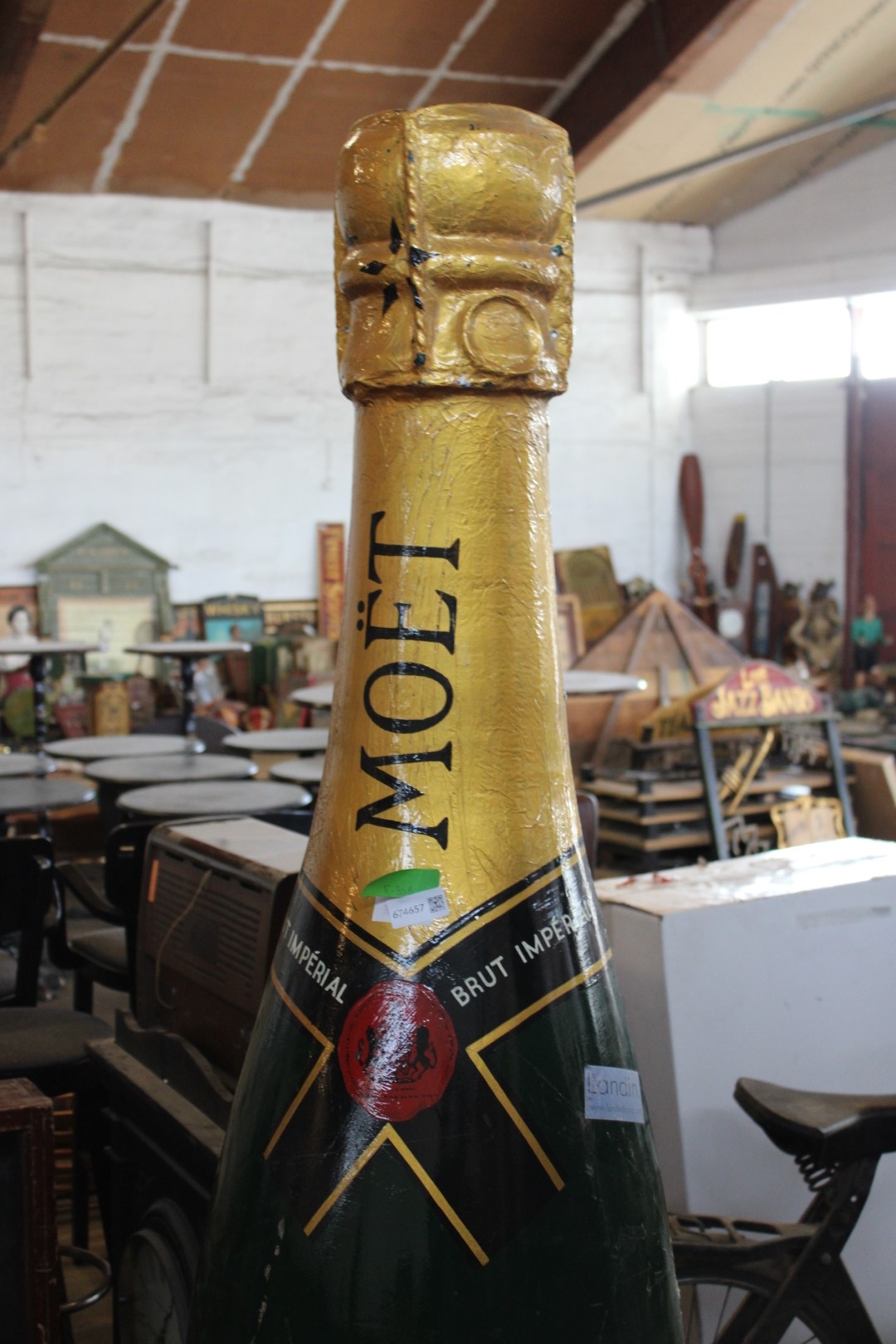 Väggprydnad flaska halv Moet Chandon 205cm - Auktioner online ...