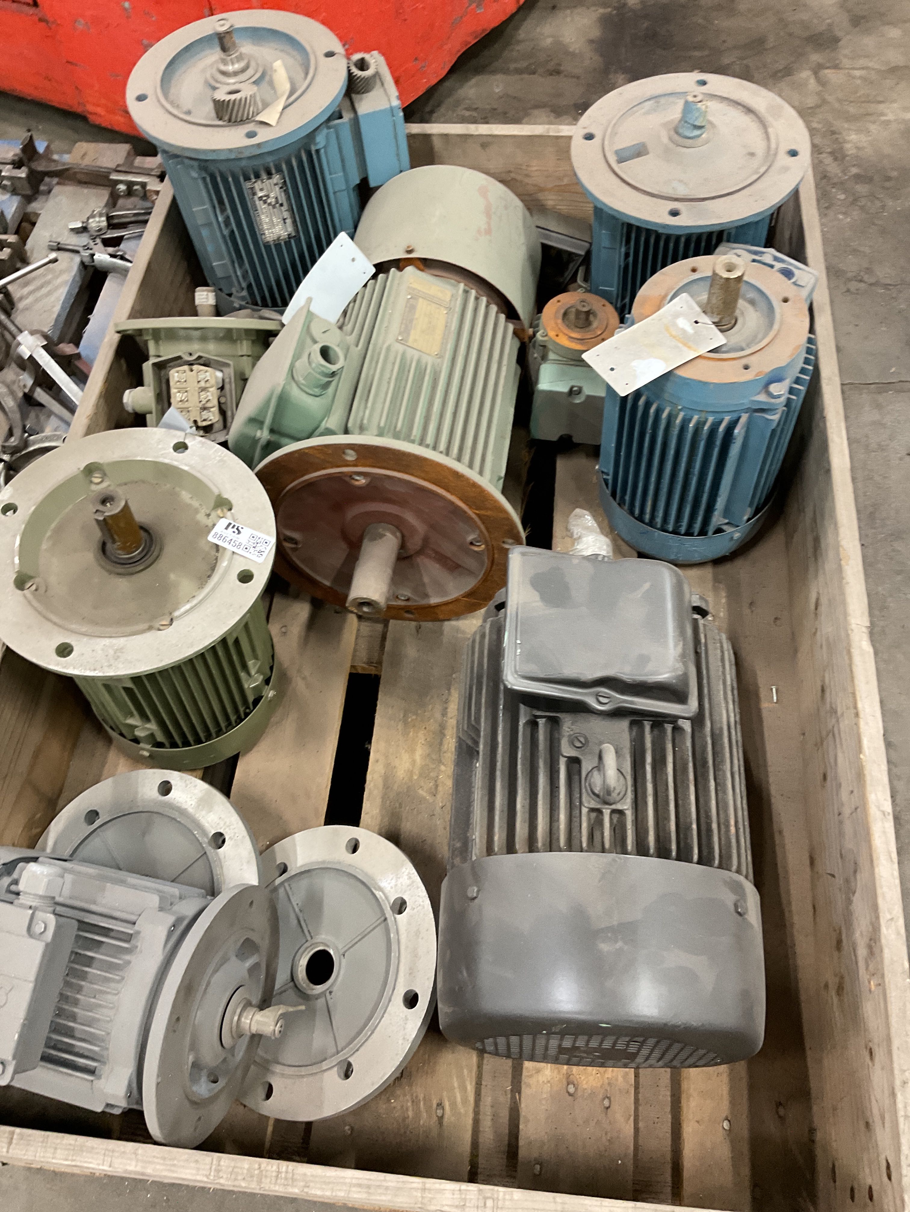 Pallet with various electric motors - PS Auction - We value the future ...