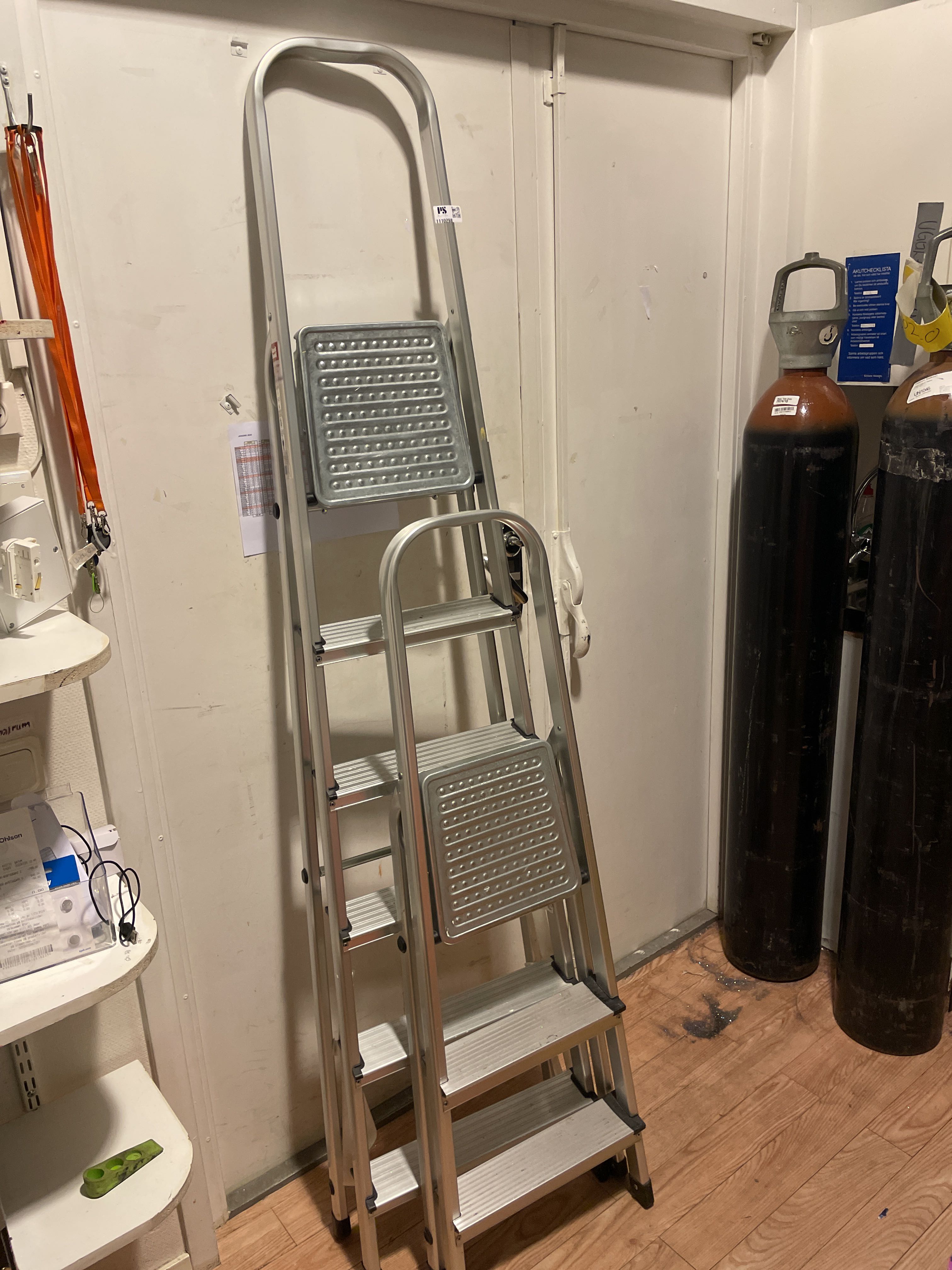 2 box ladders in different models - PS Auction - We value the future ...