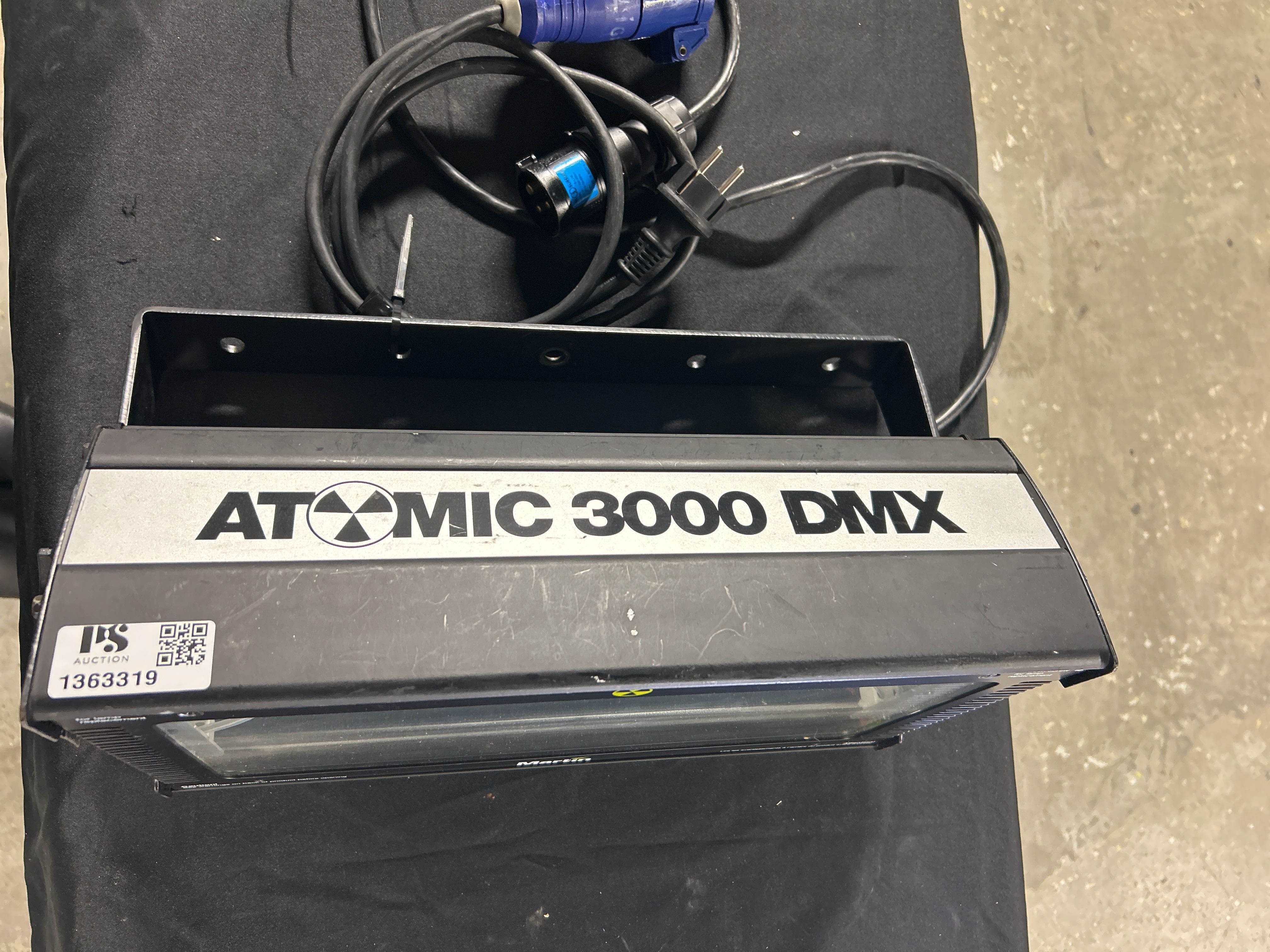 Strobe - Martin Atomic 3000 DMX (EU version) 6 pieces - PS Auction - We ...