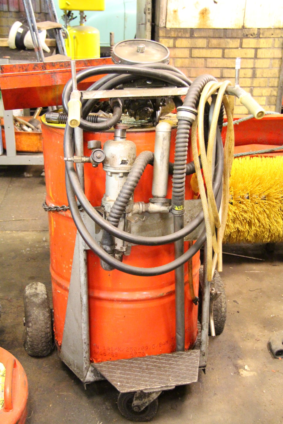 Spilloljetank på vagn med pneumatisk pump - Auktioner online ...