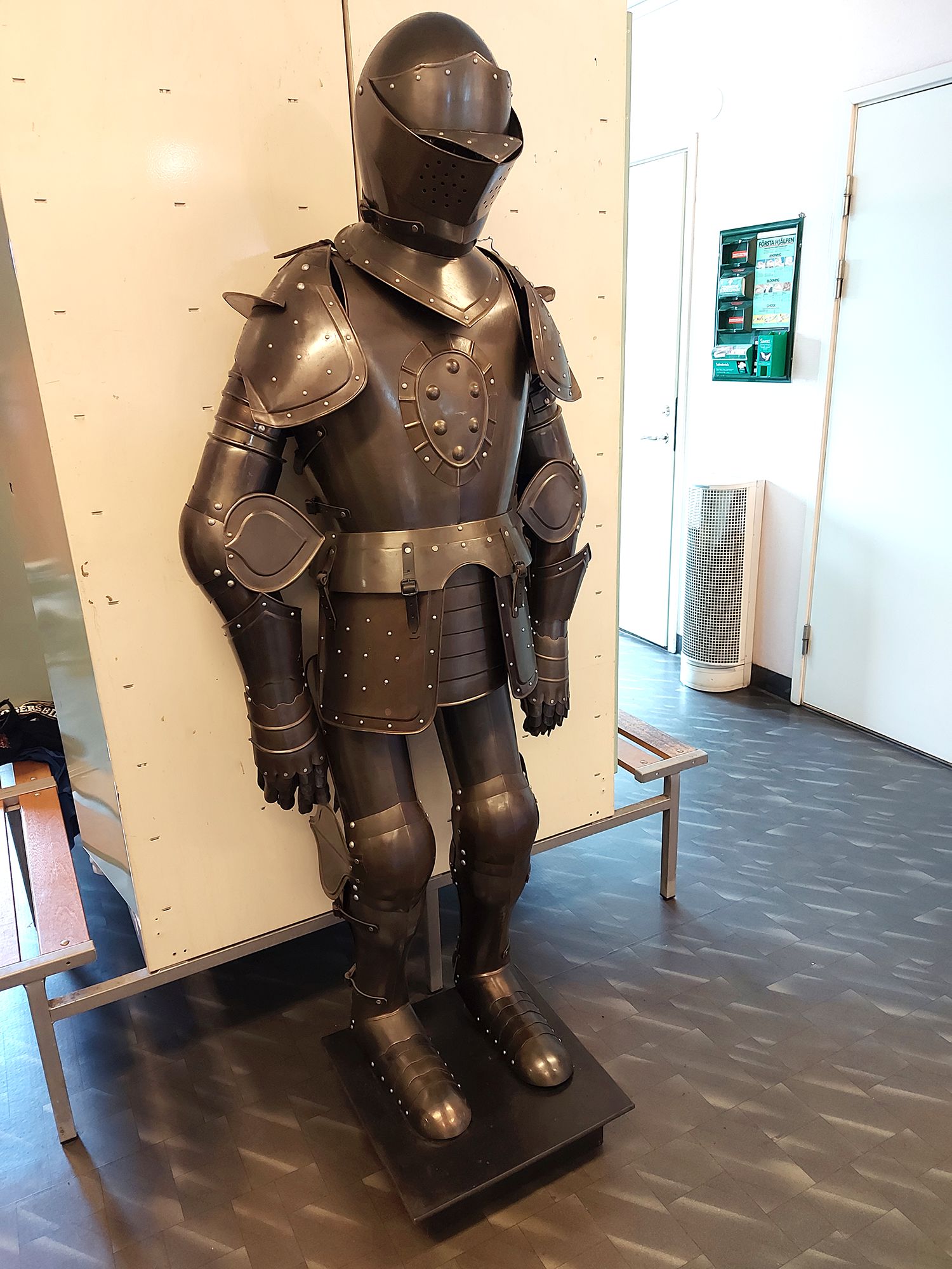 Medeltida Riddarrustning i patinerat stål - Auktioner online ...